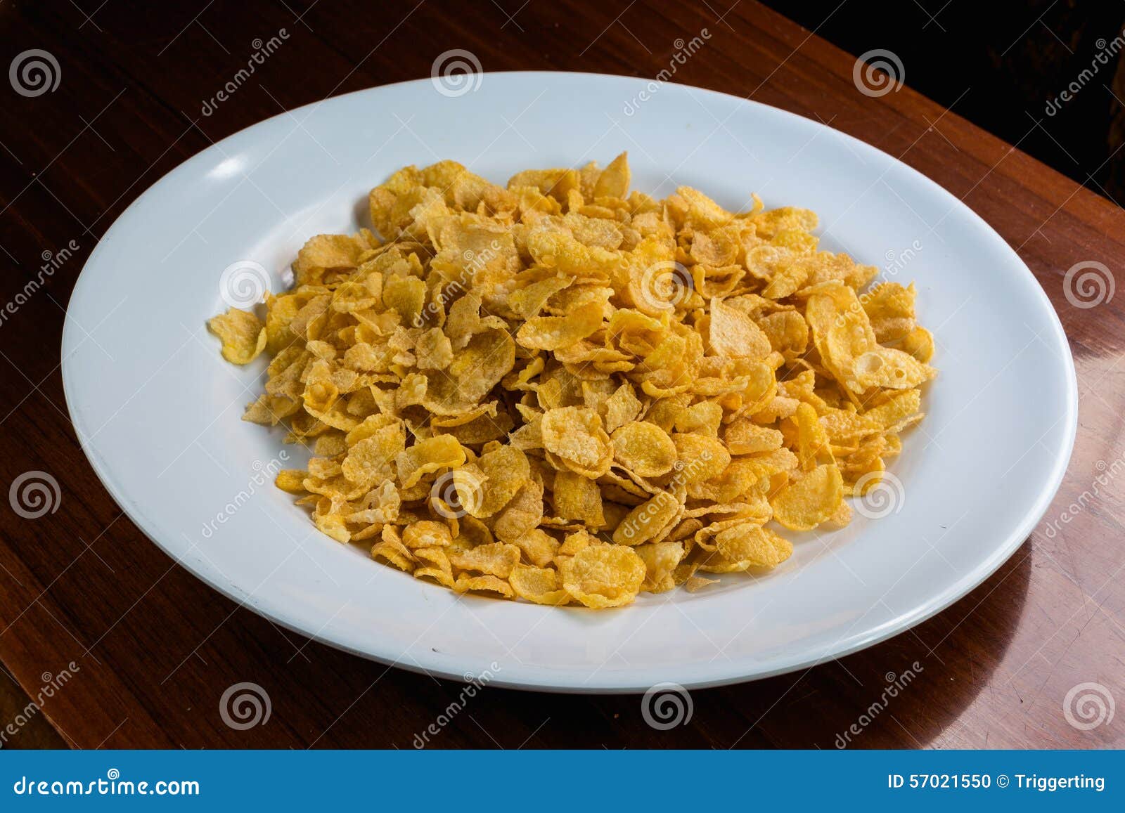 Cerial en el plato blanco foto de archivo. Imagen de ajuste - 57021550