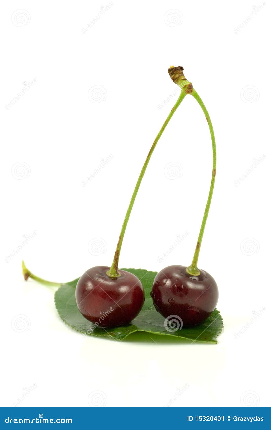 Cerises sur une lame verte image stock. Image du dieting - 15320401