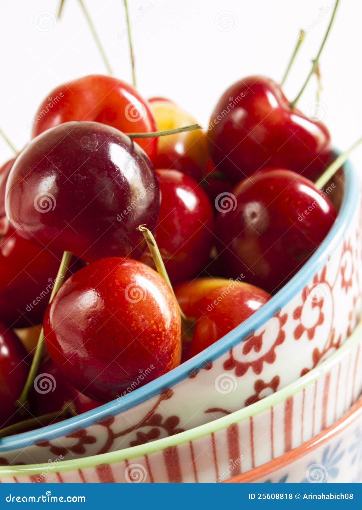 Cerises Une De La Plaque Blanche Photo stock - Image du vaisselle, bleu ...