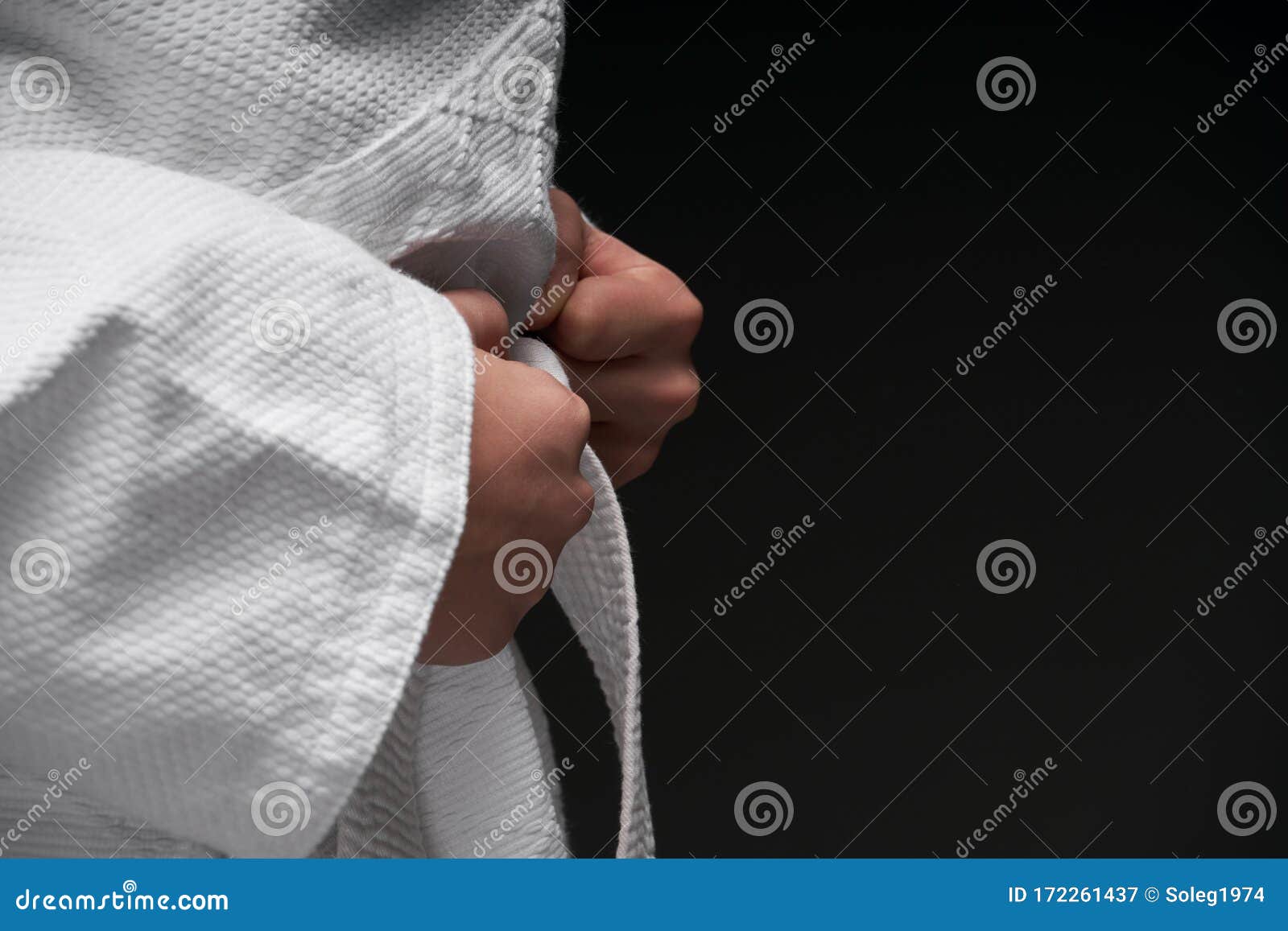 Cerrando Las Manos Adolescente Vestido Con Ropa De Artes Marciales
