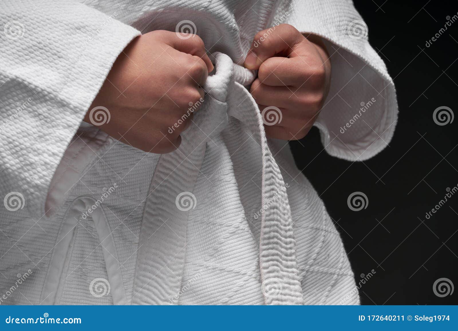 Cerrando Las Manos Adolescente Vestido Con Ropa De Artes Marciales