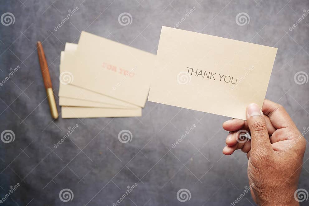 Cerrar La Mano Del Hombre Leyendo Una Carta De Agradecimiento Foto de ... Cerrar La Mano Del Hombre Leyendo Una Carta De Agradecimiento Foto de ...