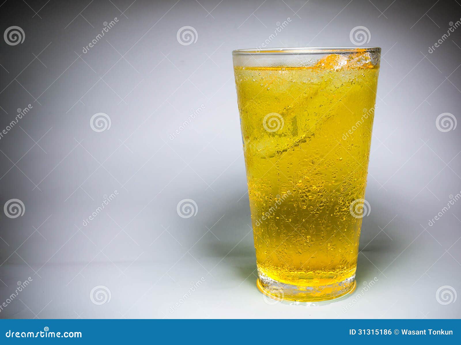 Cerveja De Gelo Para a Bebida Foto de Stock - Imagem de gelo, efeito ...