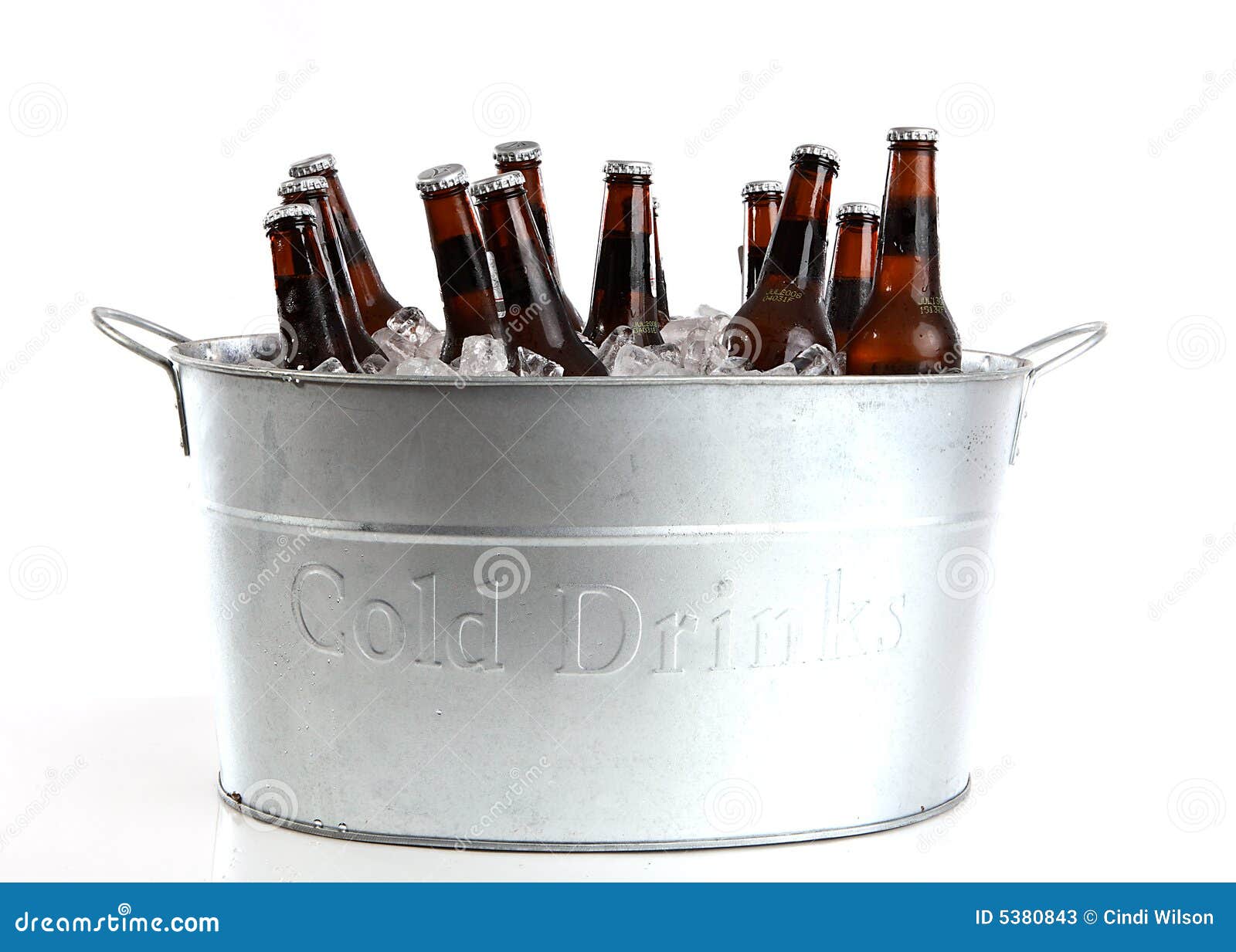 Cerveja Em Uma Cubeta Do Metal Imagem de Stock - Imagem de gelo ...