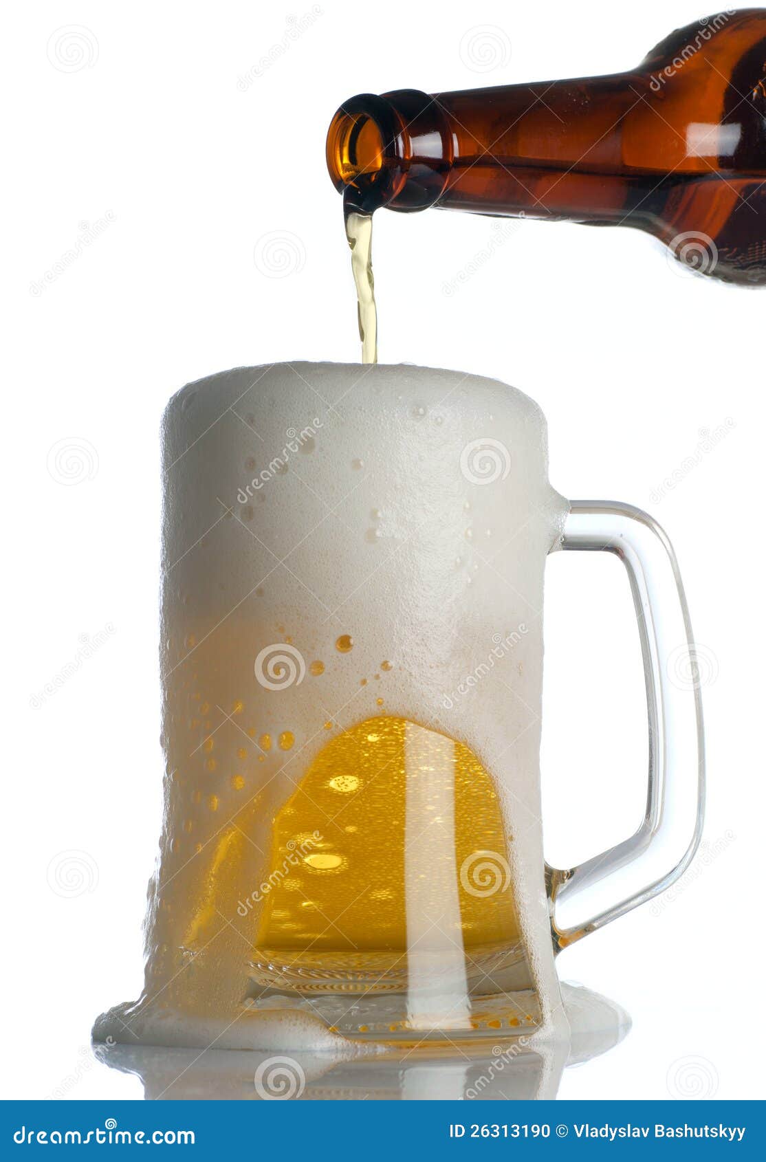 A Cerveja Está Derramando Na Caneca No Branco Foto de Stock - Imagem de ...