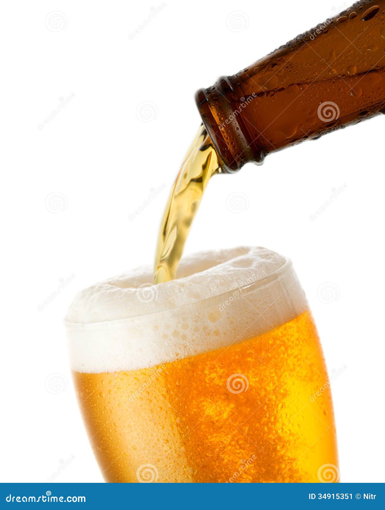 A Cerveja Está Derramando No Vidro Imagem de Stock - Imagem de respingo ...