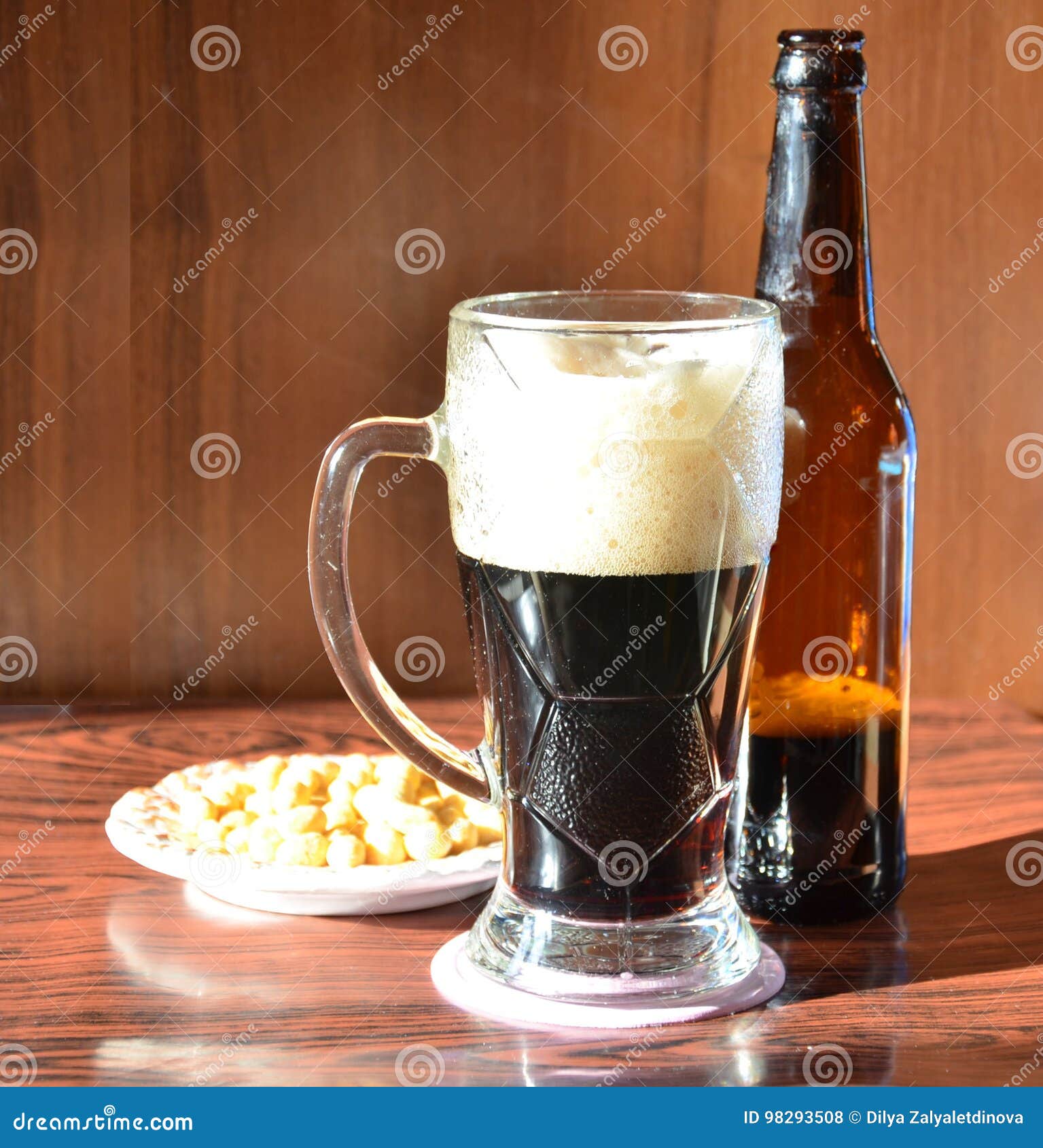Cerveja Preta Com Espuma E Garrafa, Petisco Foto de Stock - Imagem de ...