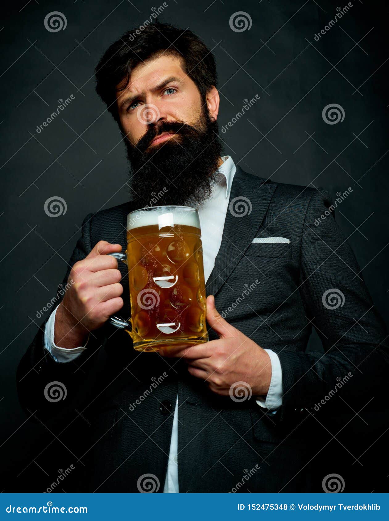 Cerveza De Consumicin Del Hombre De La Barba De Una Taza De Cerveza El