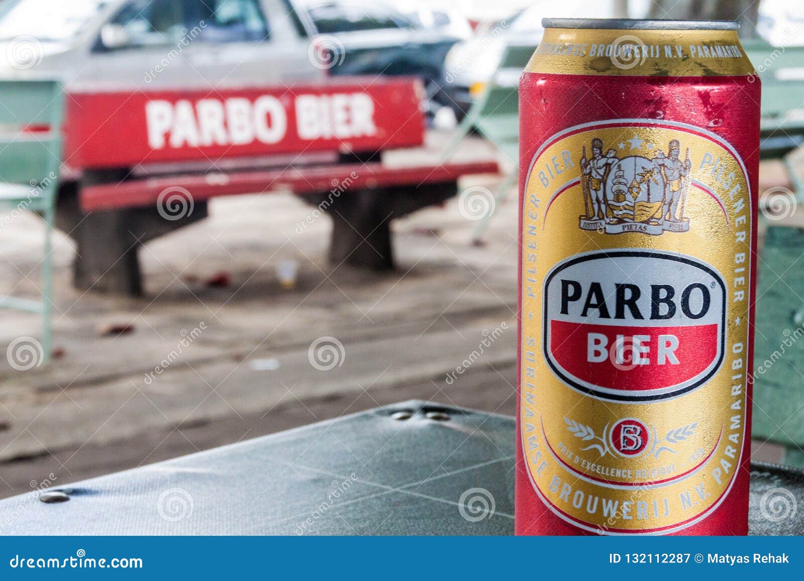 Cerveza de Parbo fotografía editorial. Imagen de coser - 132112287