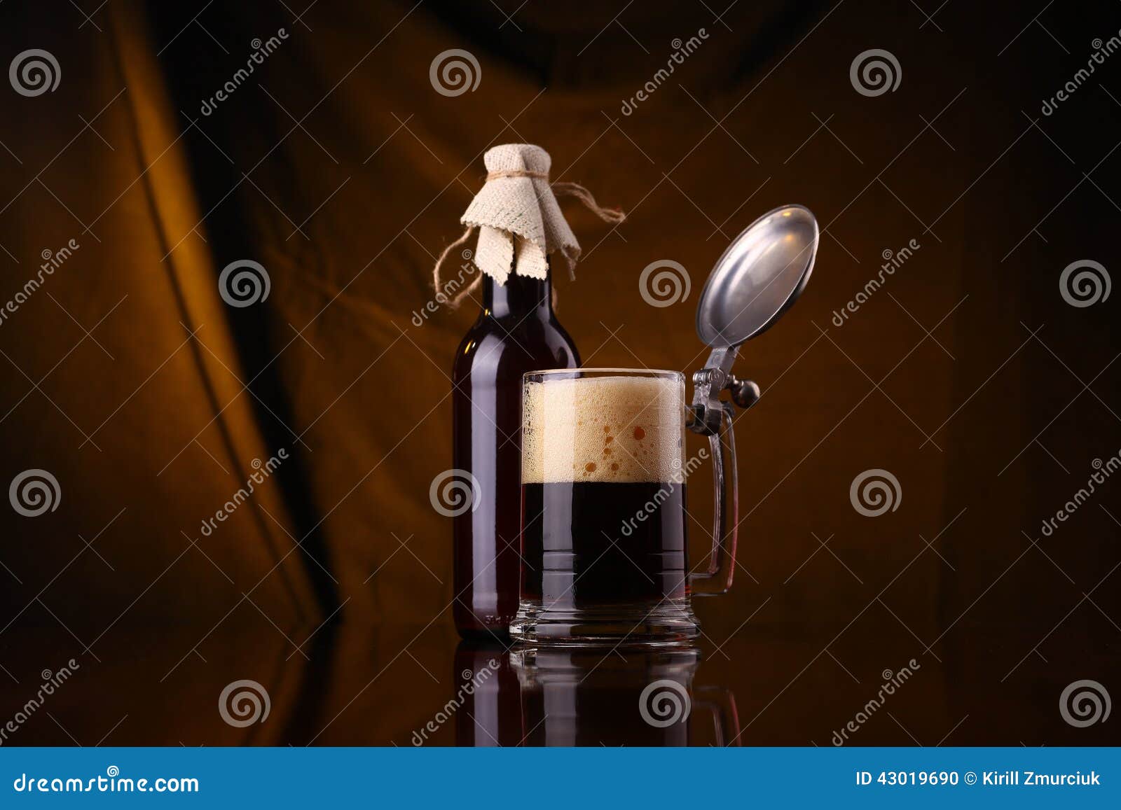 Cerveza del brebaje casero foto de archivo. Imagen de escurrimiento ...