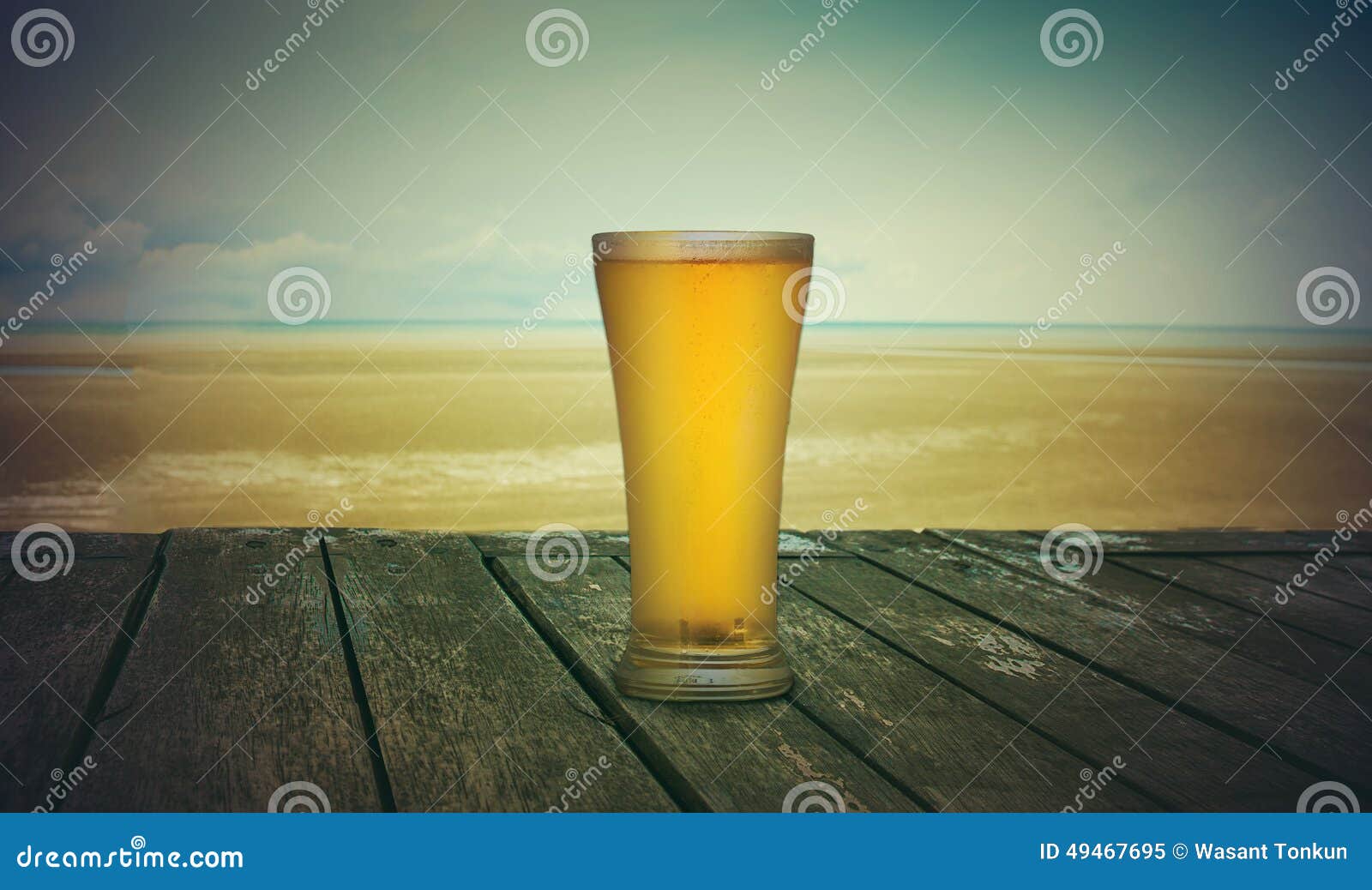 Cerveza en frente el mar imagen de archivo. Imagen de playa - 49467695