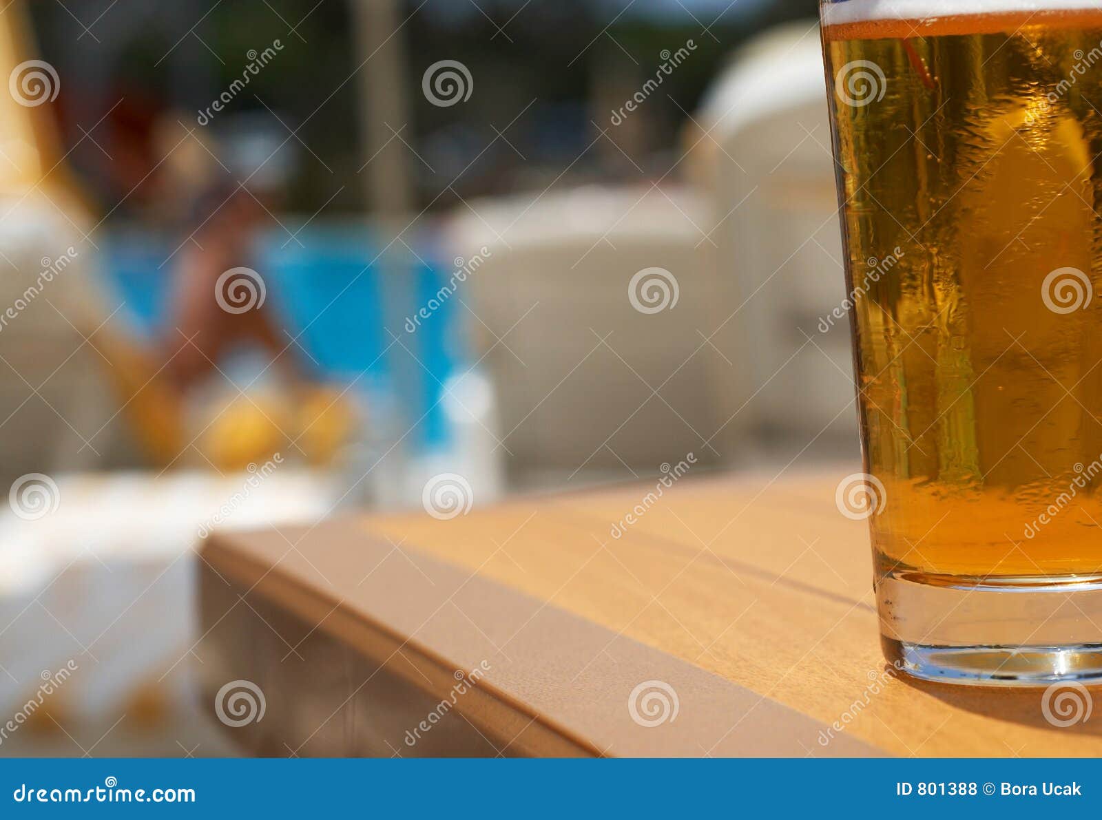 Cerveza en la piscina foto de archivo. Imagen de hotel - 801388