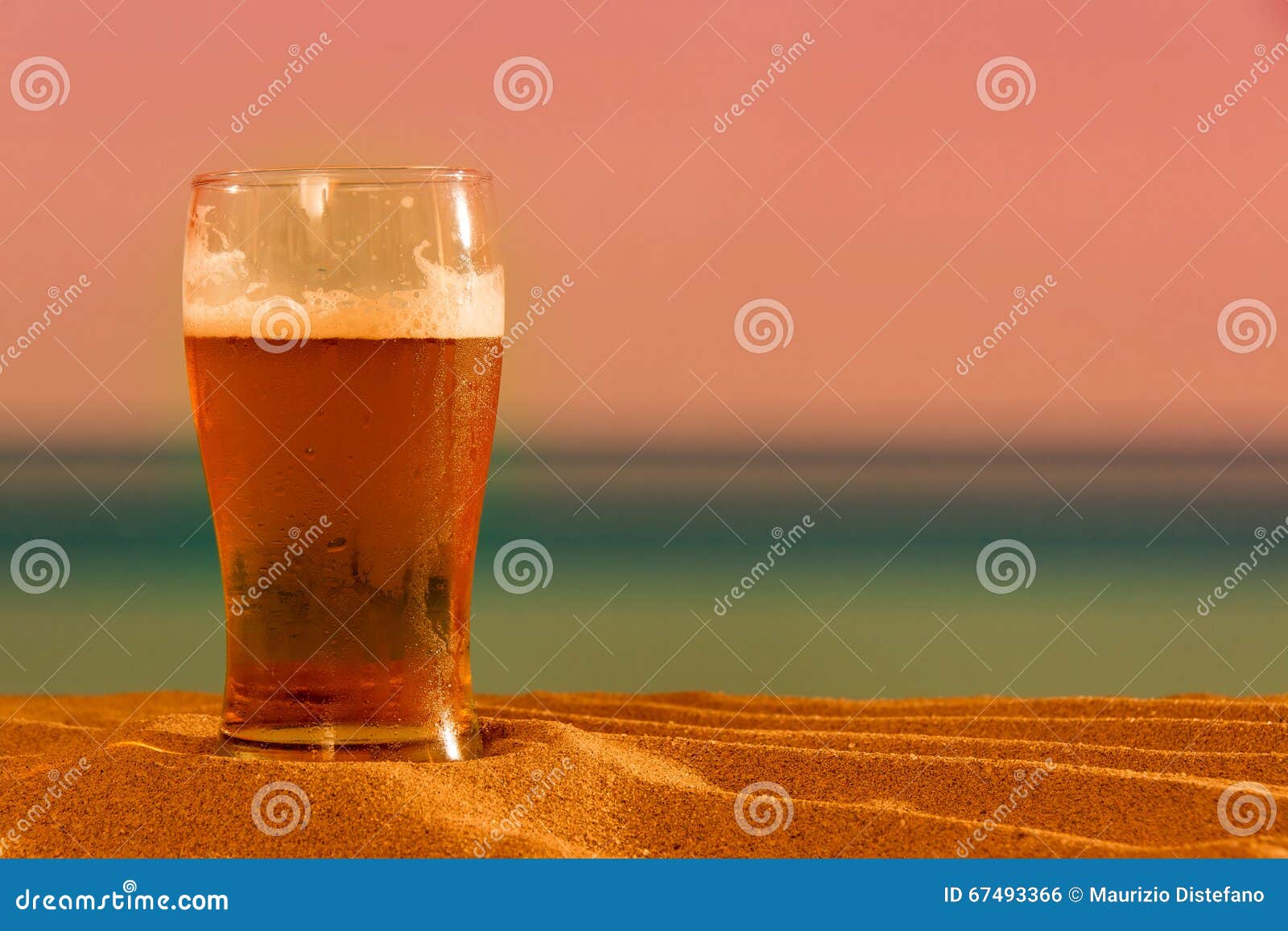 Cerveza en la playa foto de archivo. Imagen de vacaciones - 67493366