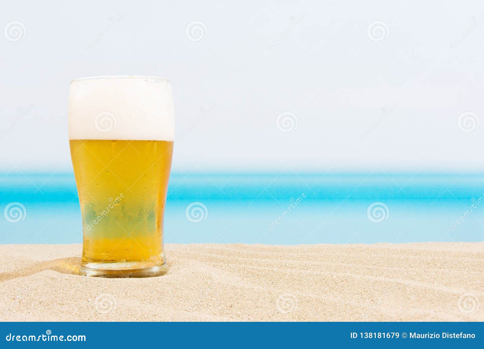 Cerveza en la playa imagen de archivo. Imagen de alcohol - 138181679