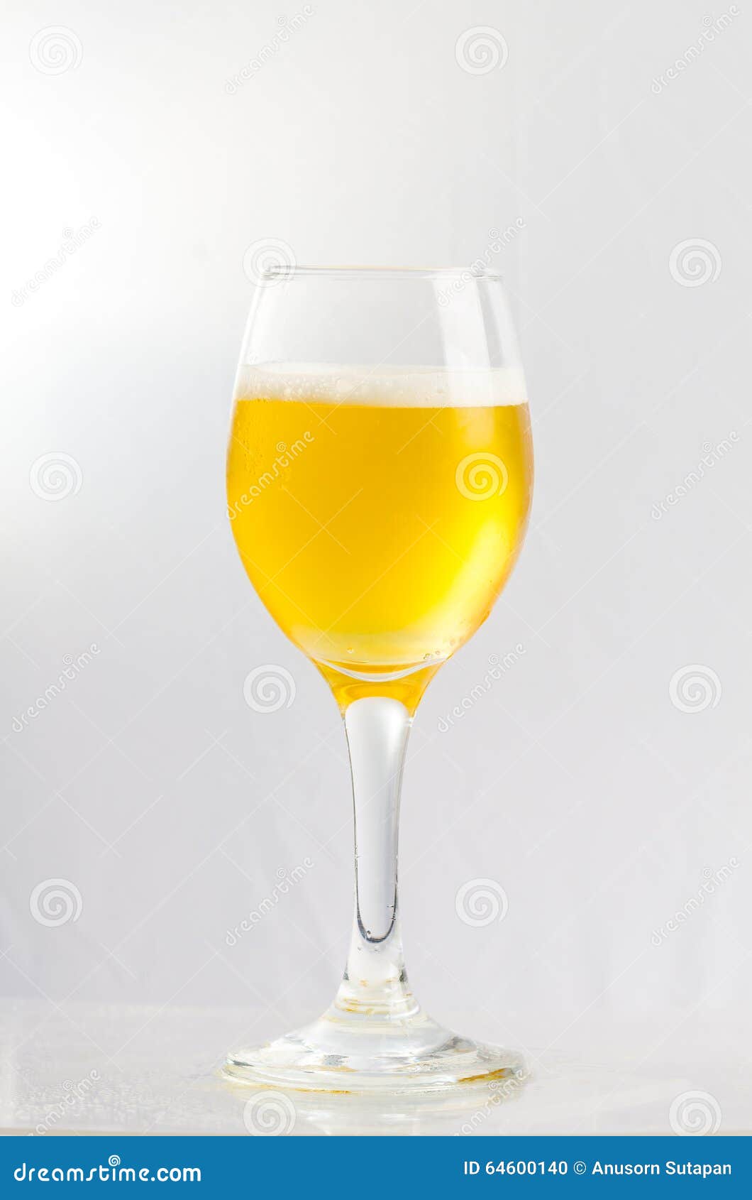 Cerveza En Una Copa De Vino Foto de archivo - Imagen de bebida, fondo ...