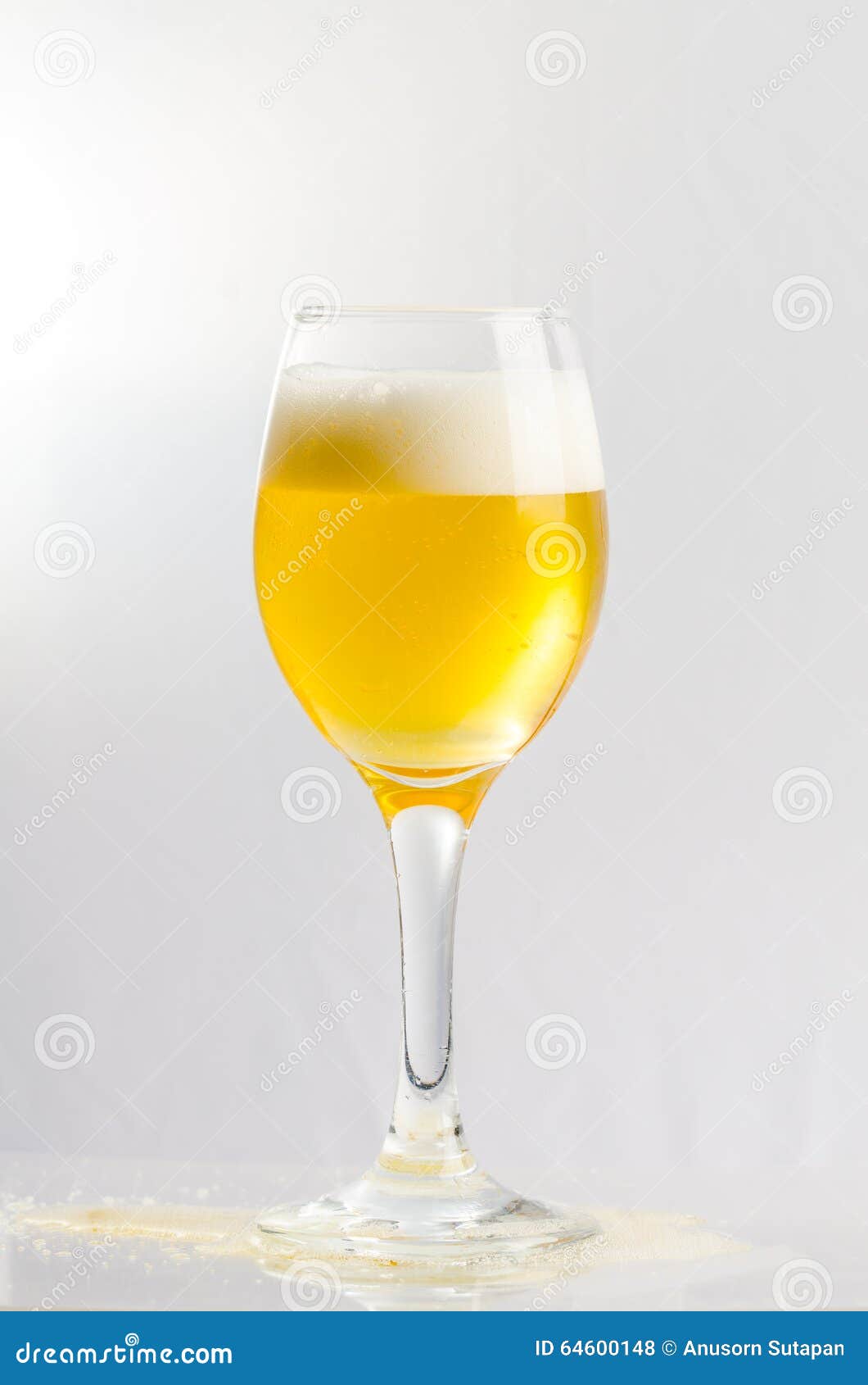 Cerveza En Una Copa De Vino Foto de archivo - Imagen de cristal ...