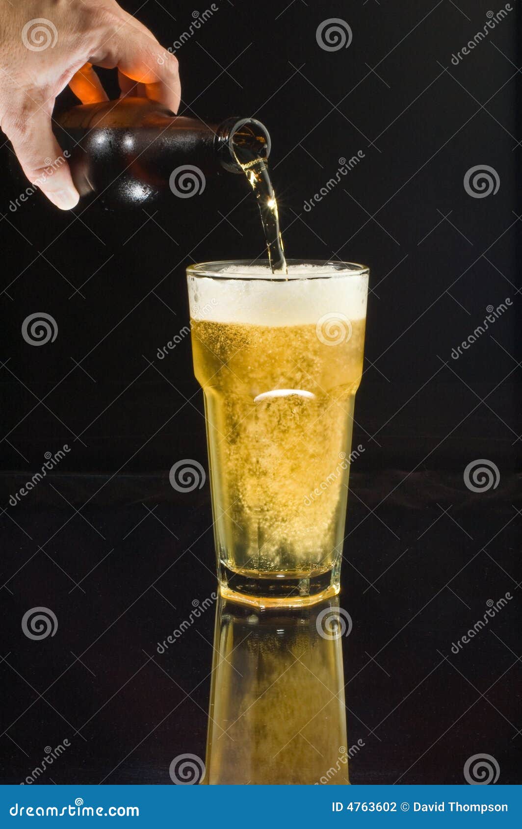 Cerveza fría de colada foto de archivo. Imagen de amarillo - 4763602