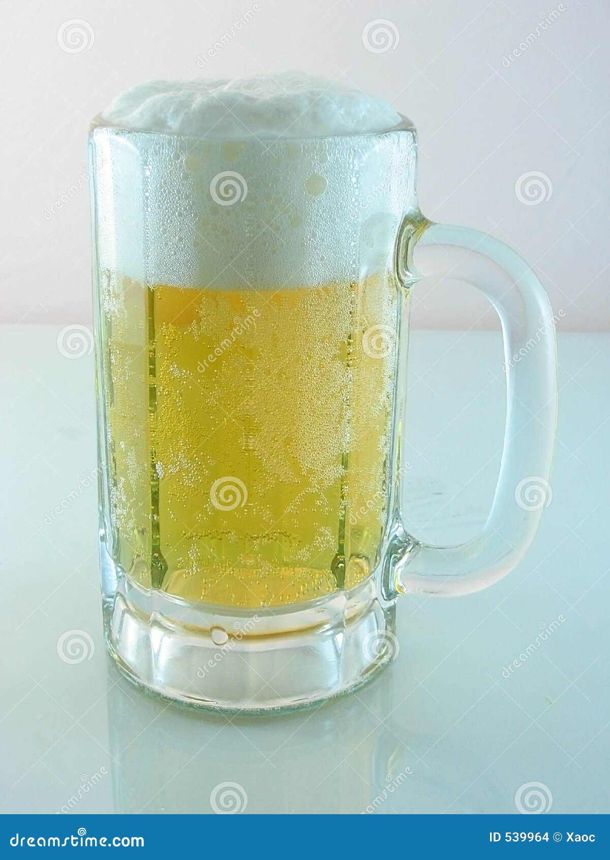 Cerveza helada espumosa foto de archivo. Imagen de coser - 539964