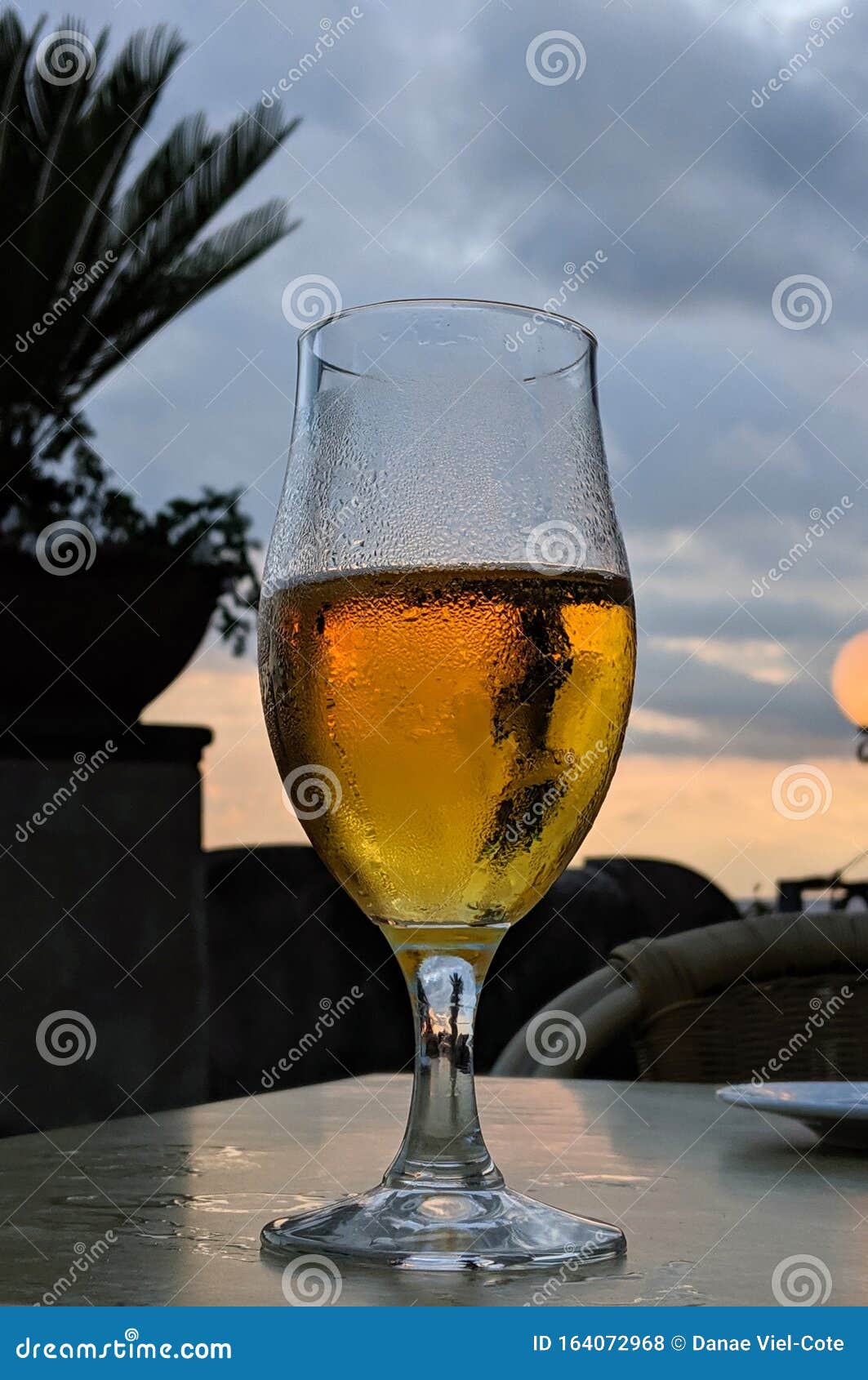 Cerveza junto al mar foto de archivo. Imagen de noche - 164072968