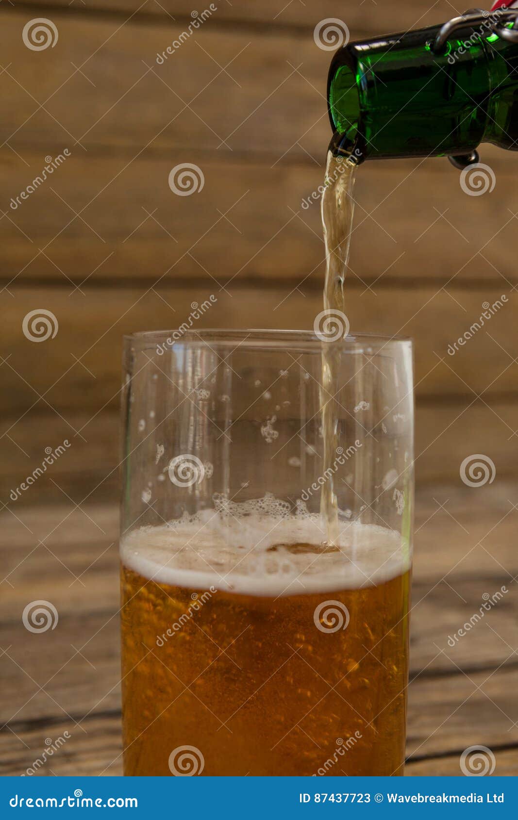 Cerveza Que Es Vertida En Un Vidrio Imagen de archivo - Imagen de ...