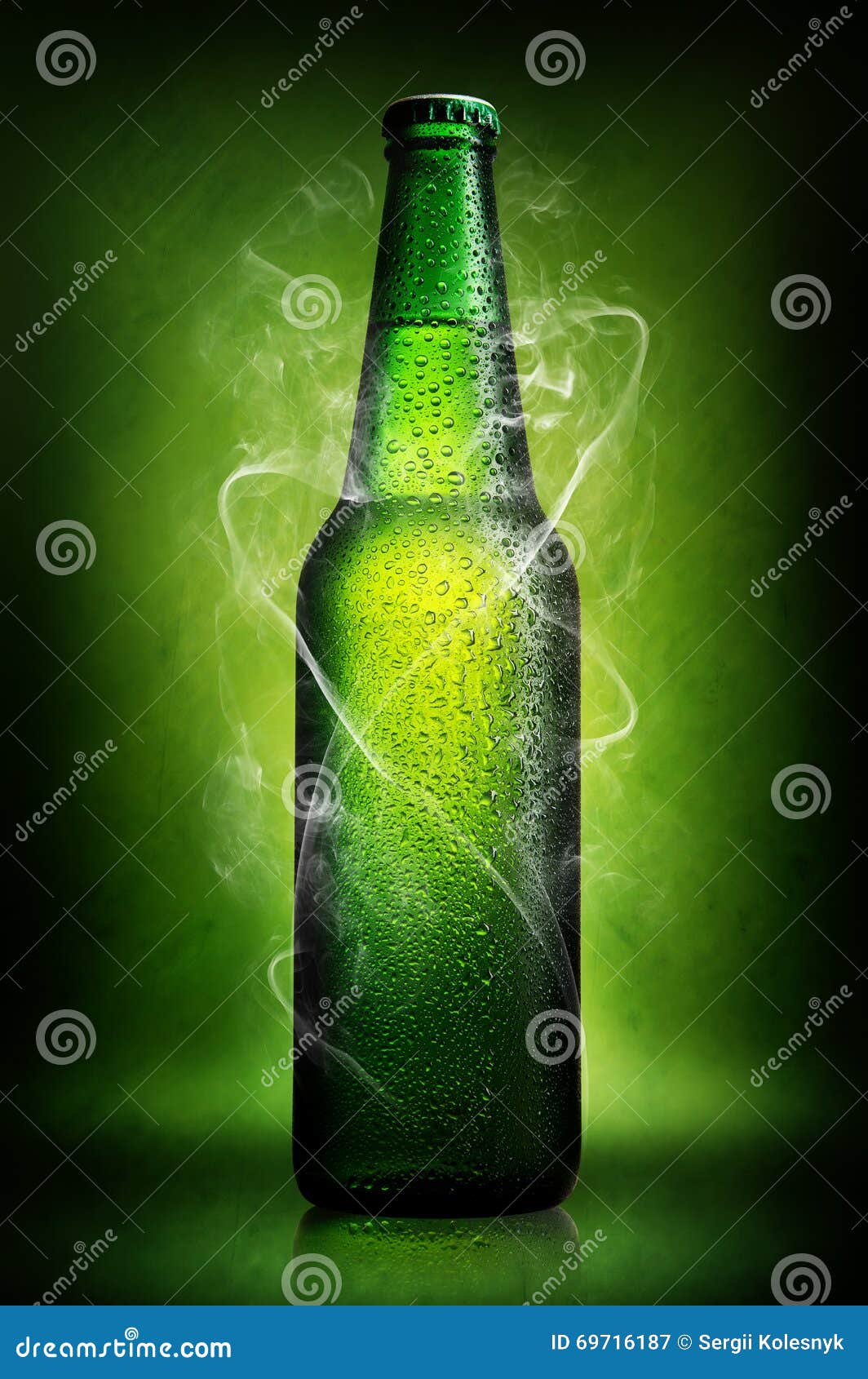 Cerveza verde en verde imagen de archivo. Imagen de completo - 69716187