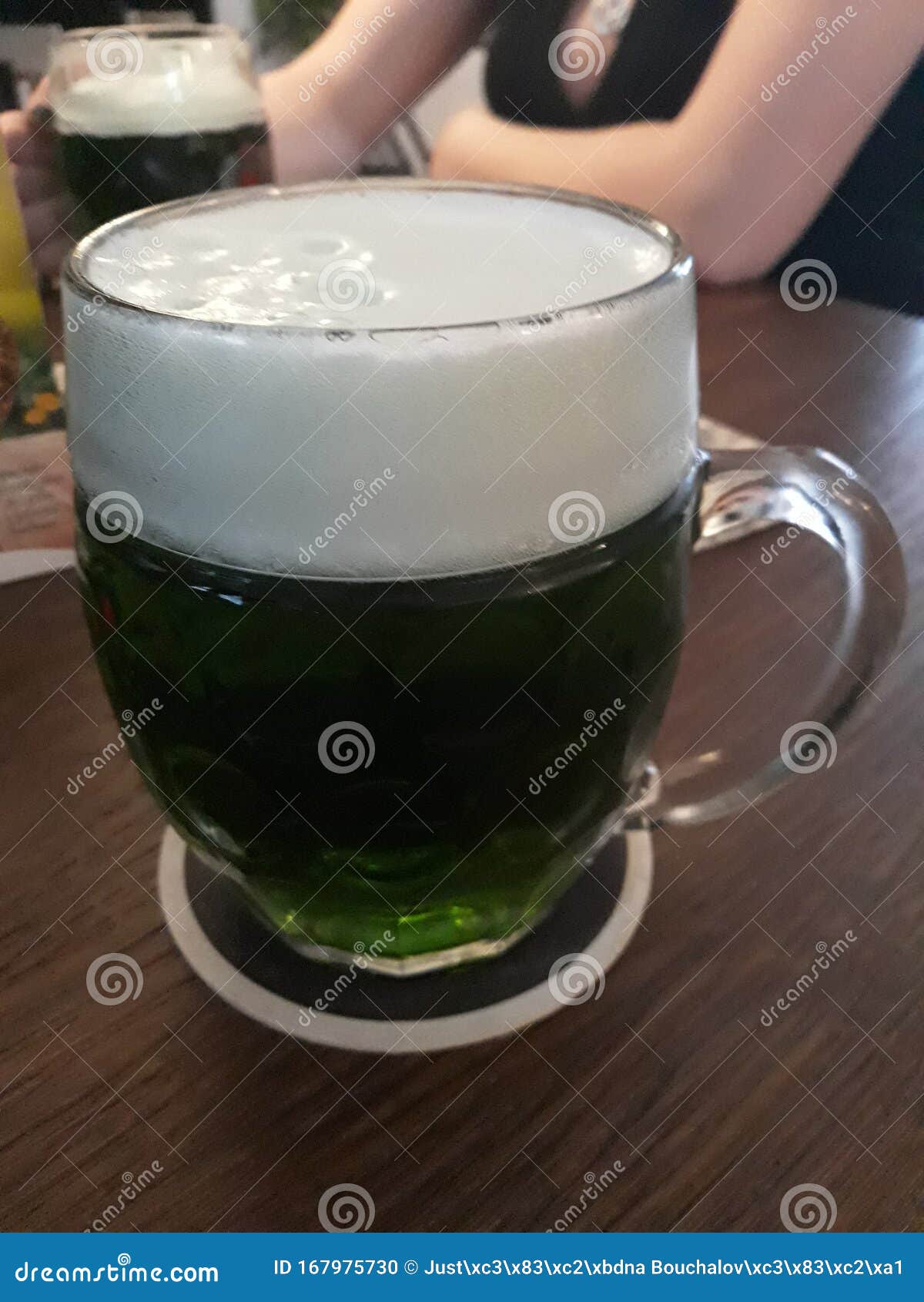 Cerveza Verde Interesante Color Foto de archivo - Imagen de verde ...