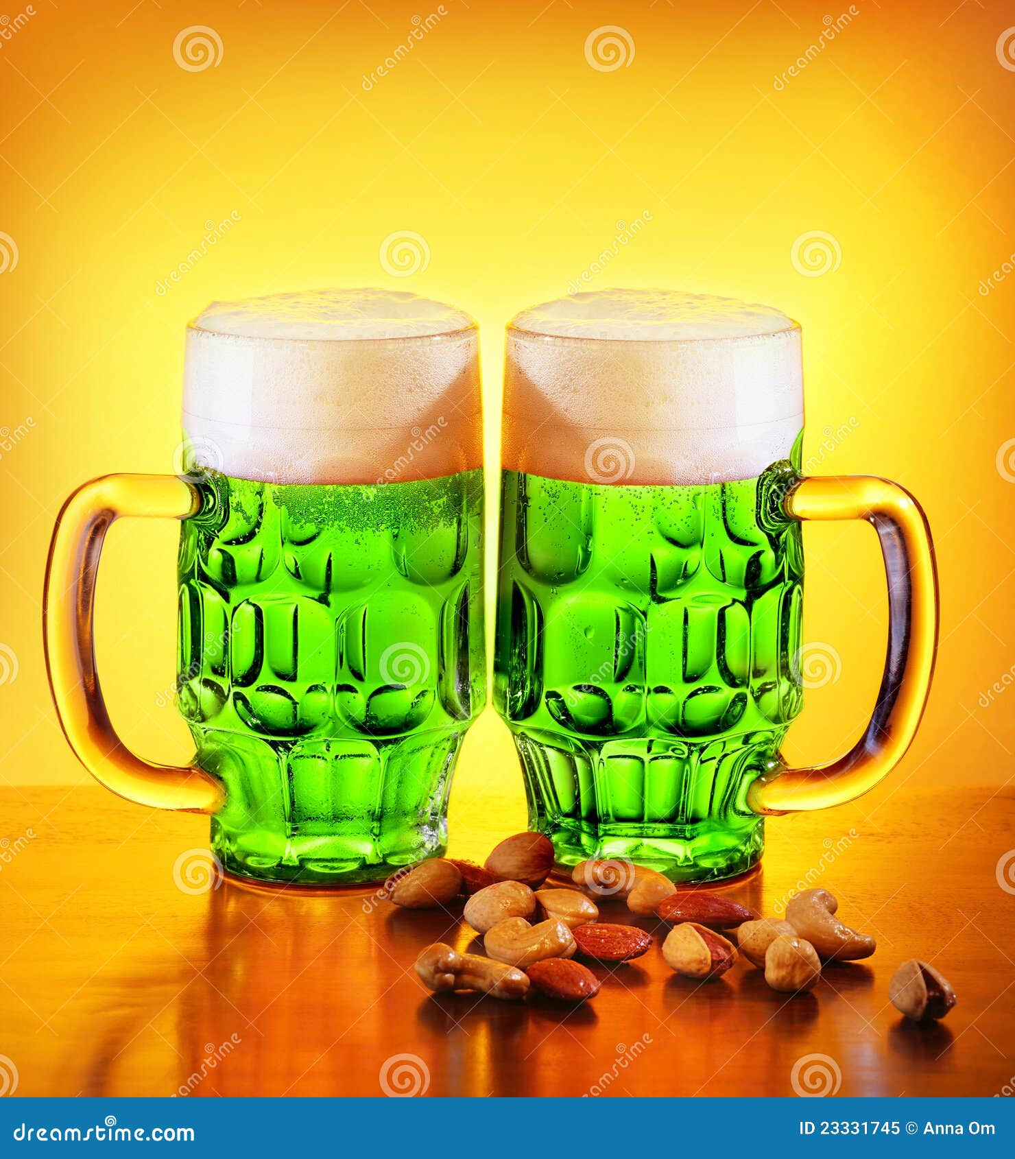 Cerveza verde irlandesa imagen de archivo. Imagen de santo - 23331745