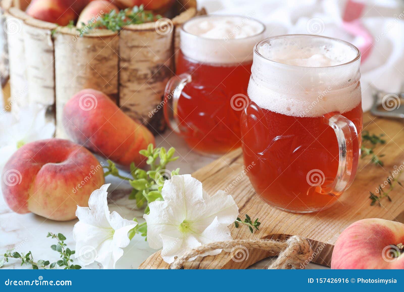 Cerveza y fruta artesanal foto de archivo. Imagen de petunia - 157426916