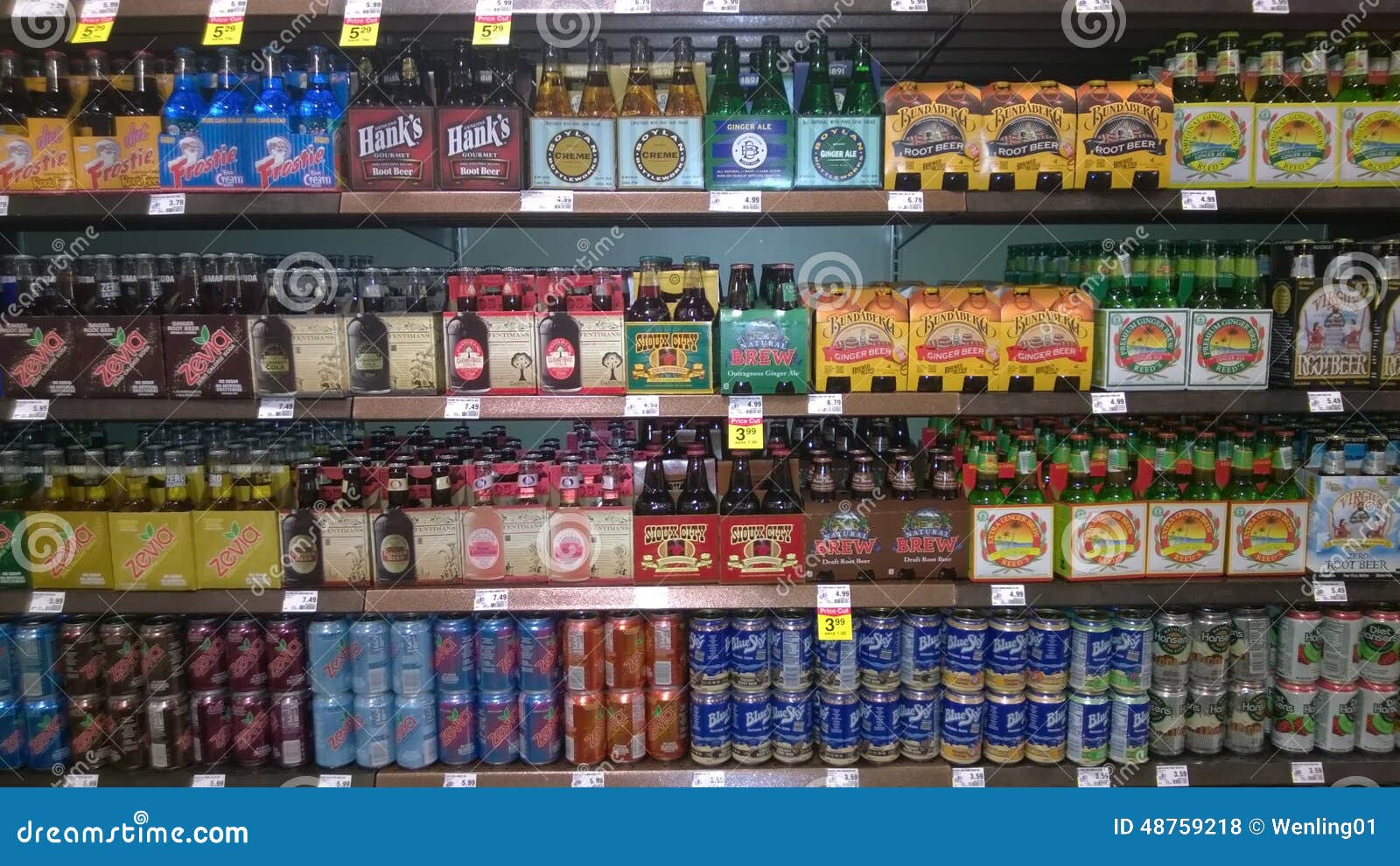 Cervezas Importadas Que Venden En El Supermercado Foto de archivo ...