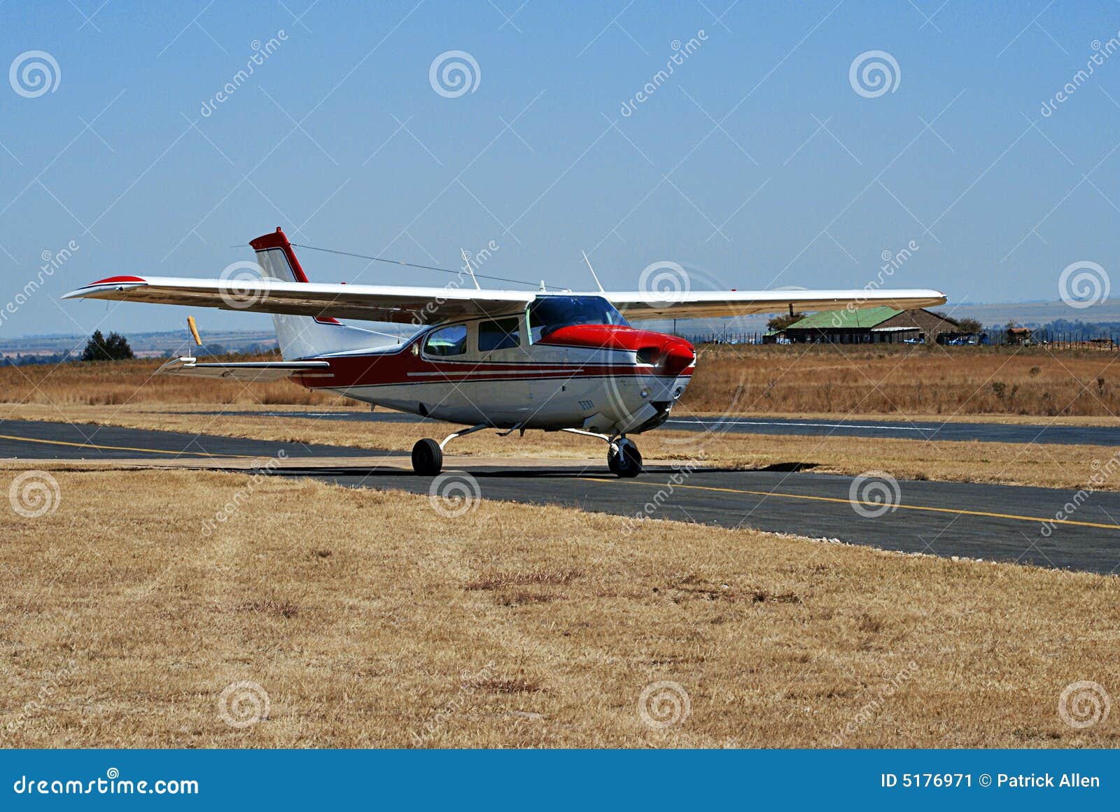 Cessna 210 - Closer stock image. Image of gear, landing - 5176971