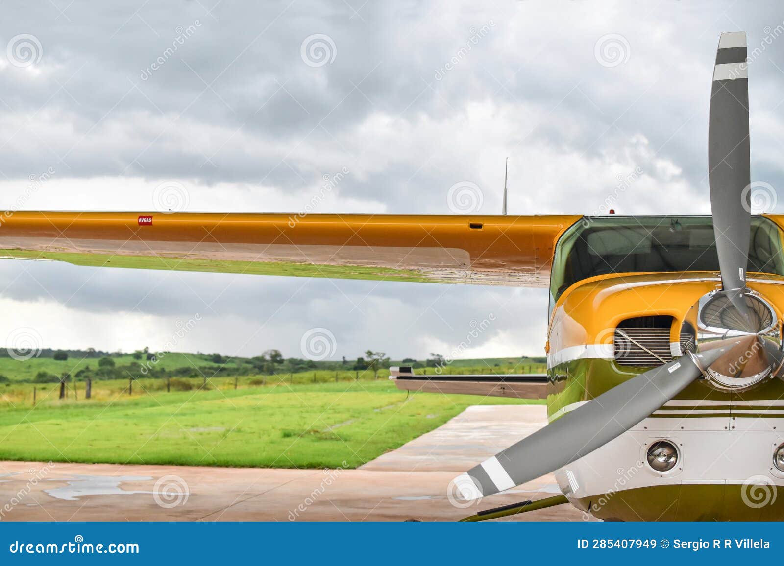 Cessna 210 centurion stock image. Image of centurion - 285407949
