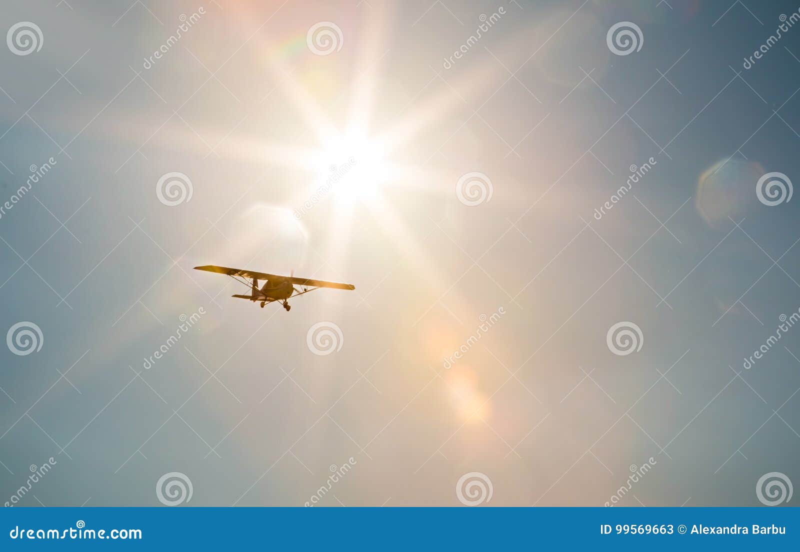 Cessna-Flugzeug im Flug stockbild. Bild von luftfahrt - 99569663