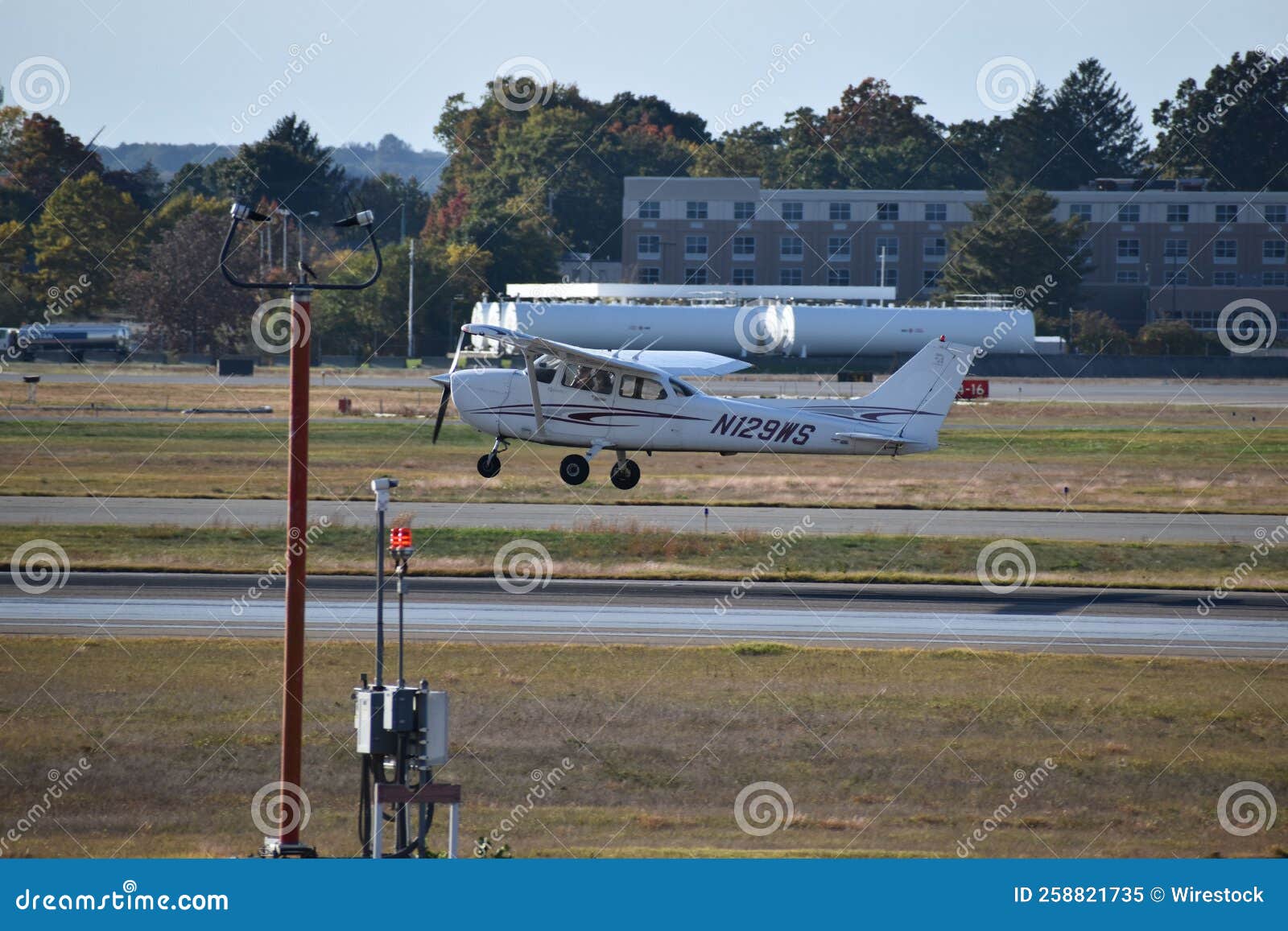 Cessna 172 Start bei kpvd redaktionelles bild. Bild von vorsehung ...