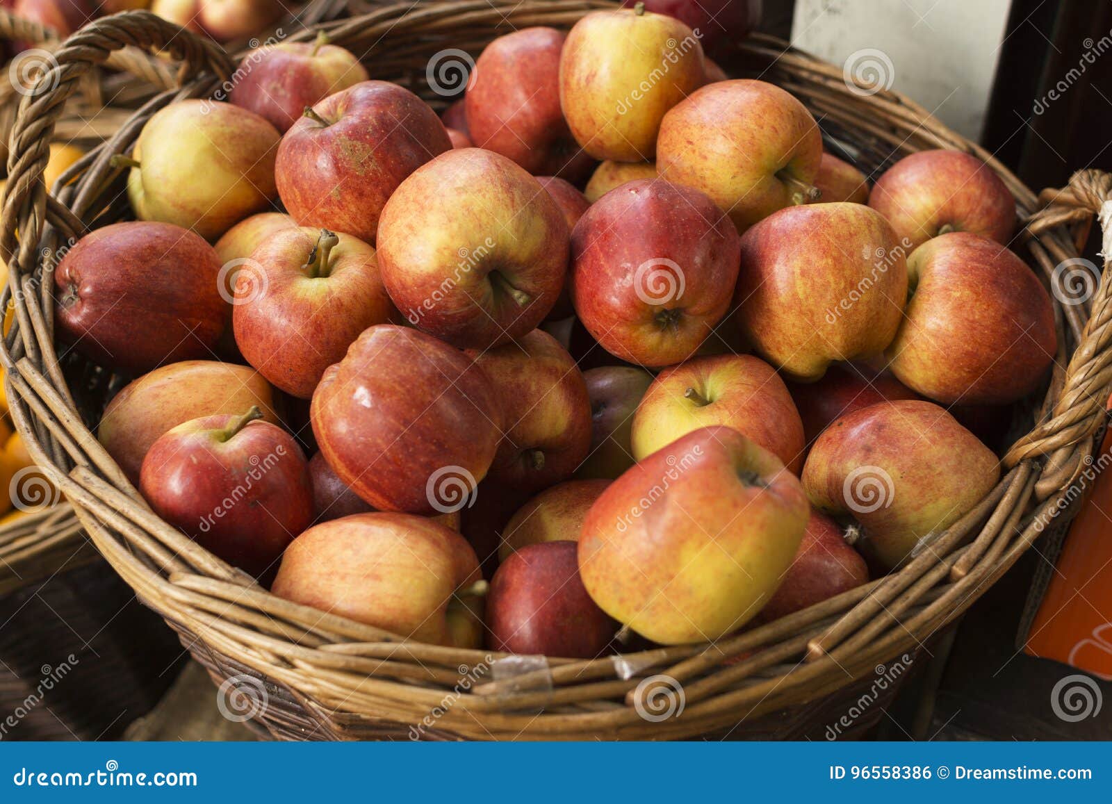 Cesta de manzanas foto de archivo. Imagen de fruta, manzanas - 96558386