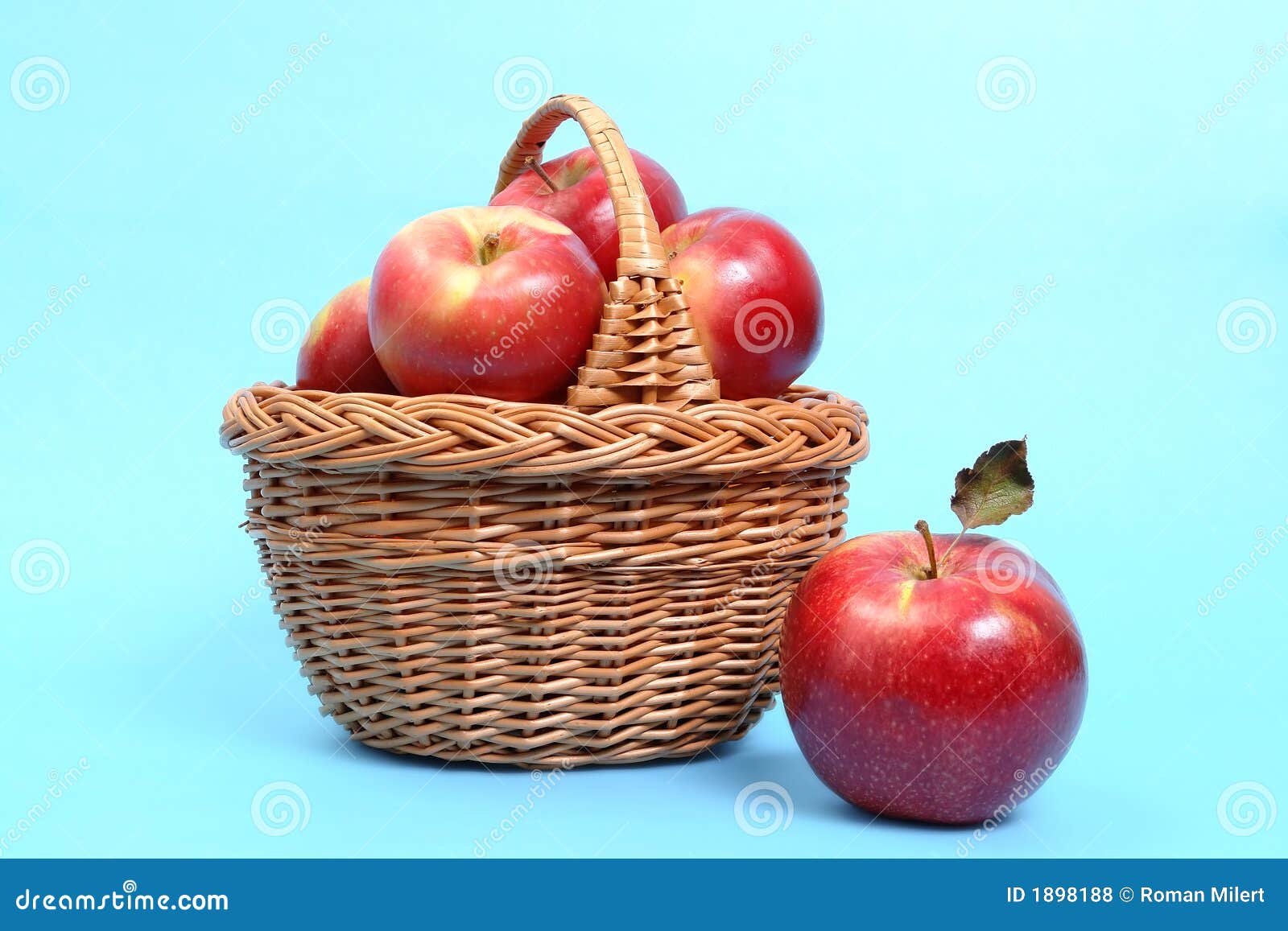 Cesta de manzanas rojas foto de archivo. Imagen de aptitud - 1898188