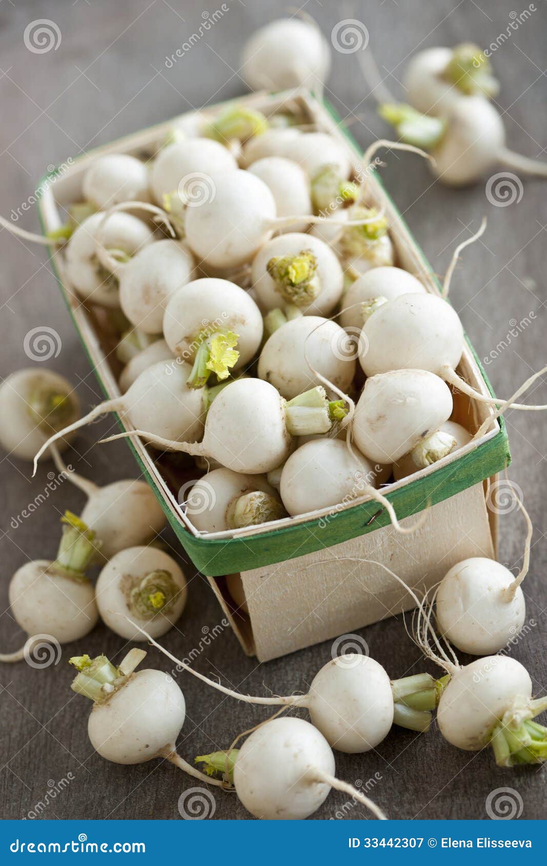 Cesta de nabos pequenos imagem de stock. Imagem de venda - 33442307