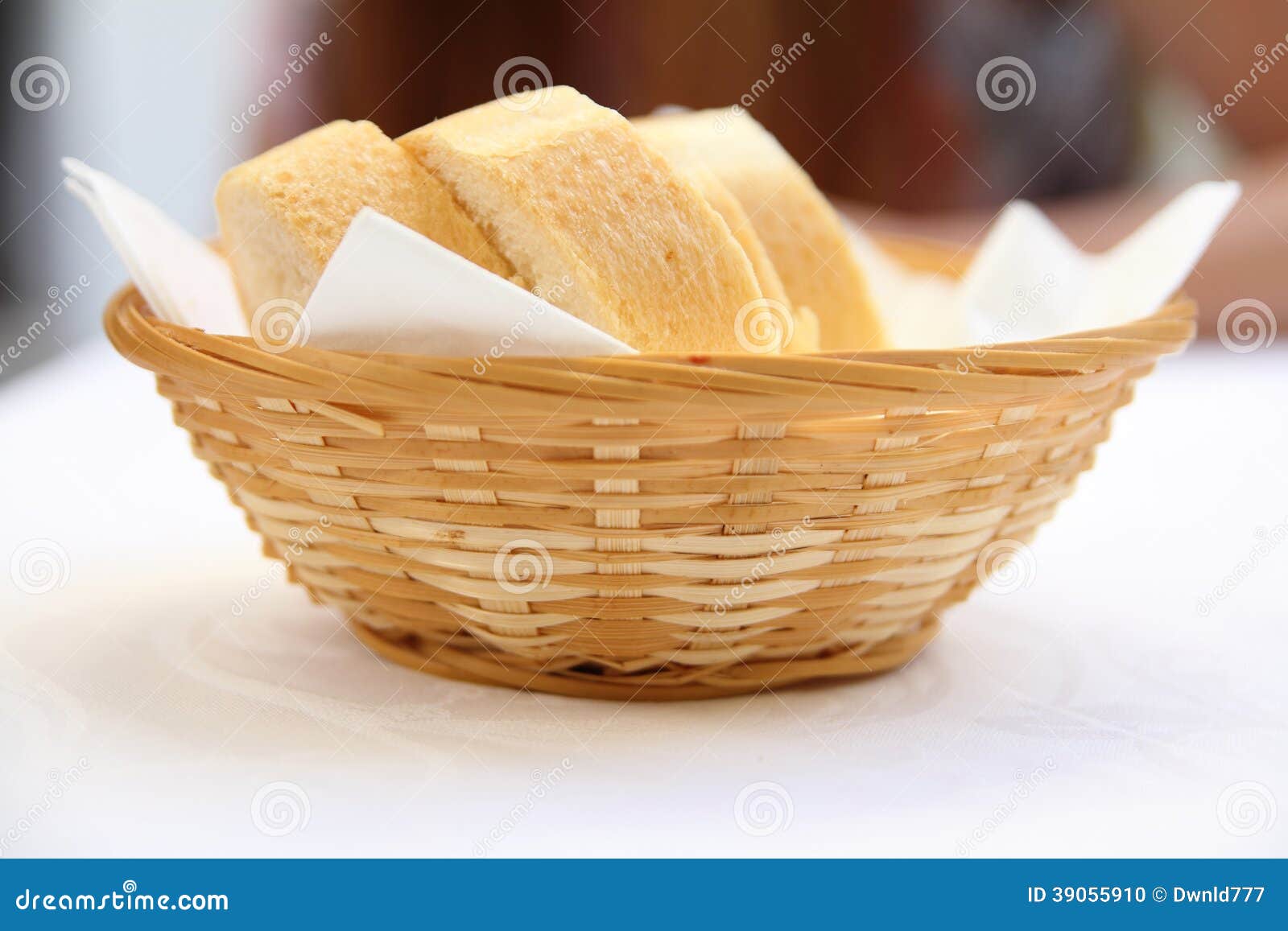Cesta De Pan En Restaurante Foto de archivo - Imagen de bollo, primer ...