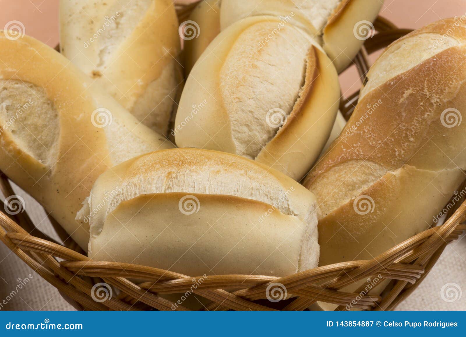 Cesta de panes franceses imagen de archivo. Imagen de cesta - 143854887