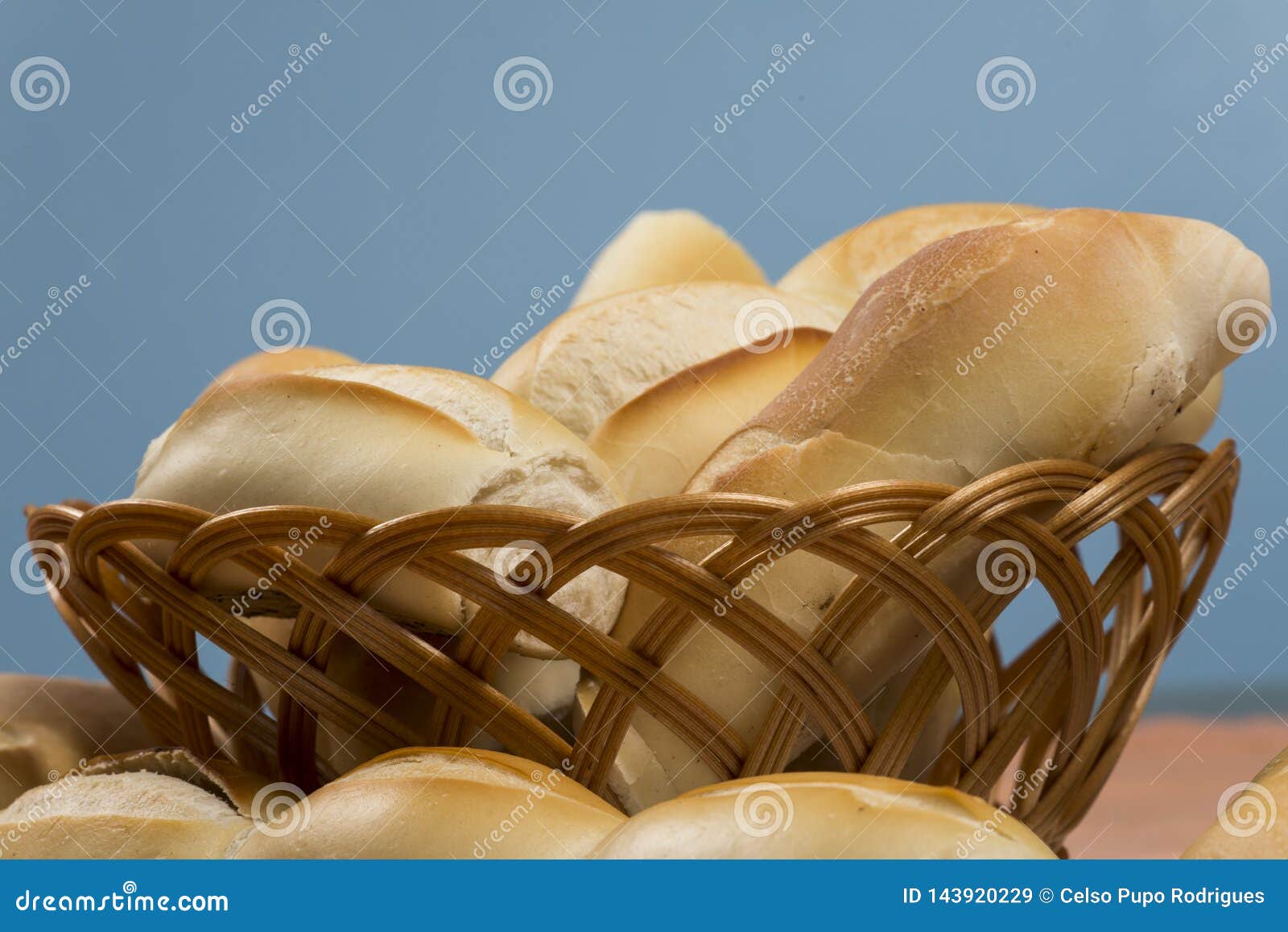 Cesta de panes franceses imagen de archivo. Imagen de sano - 143920229