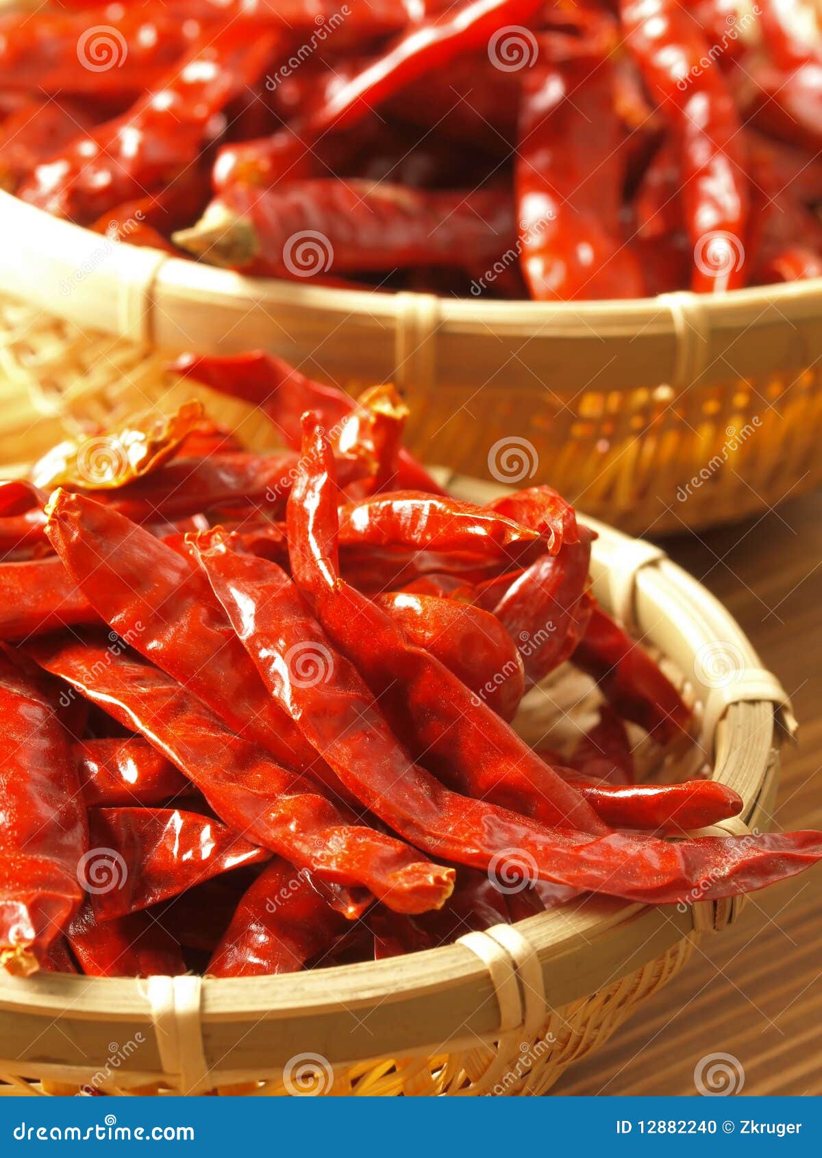 Cestini Dei Peperoncini Rossi Secchi Fotografia Stock - Immagine di ...