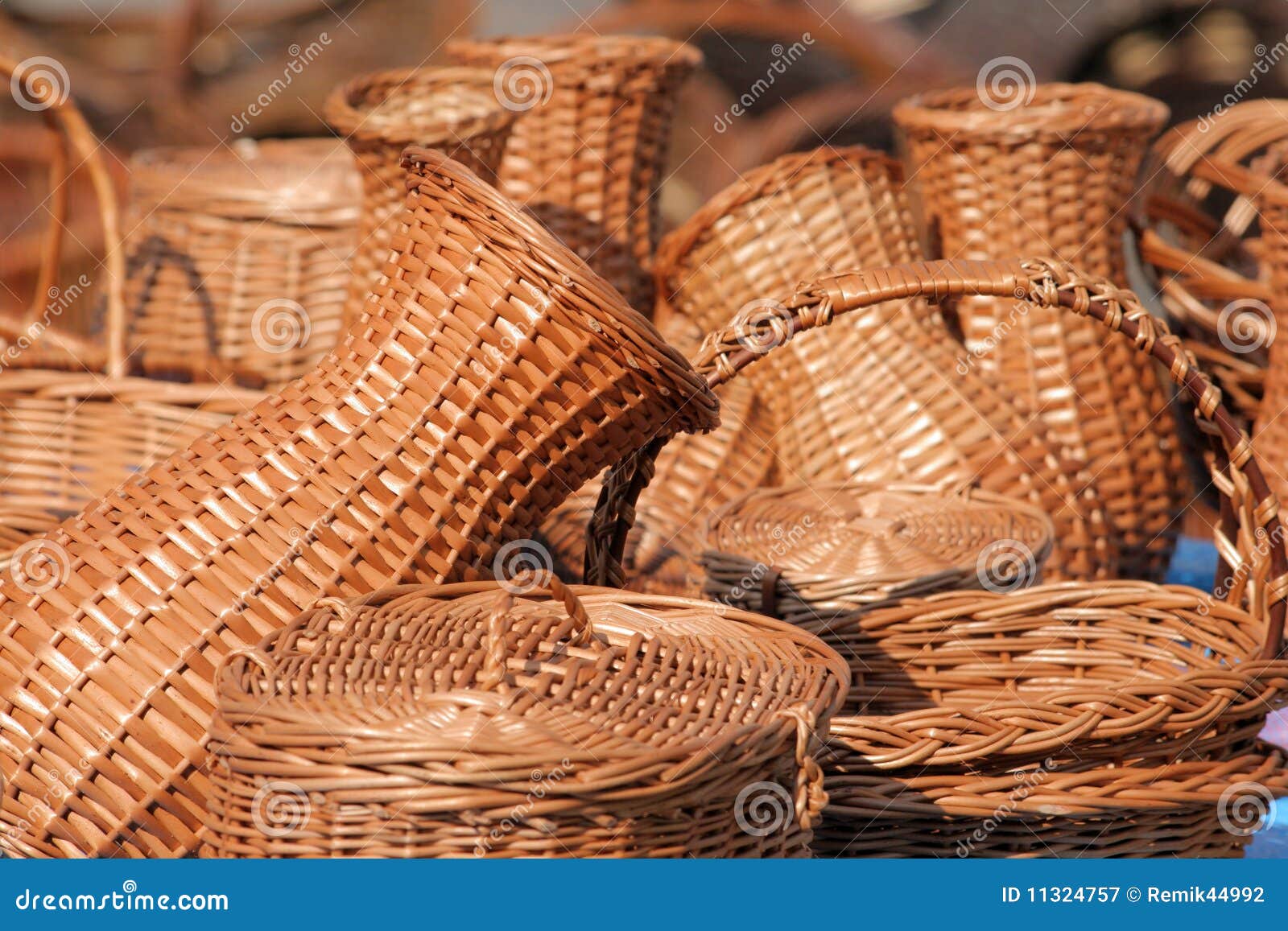 Cestini di vimini immagine stock. Immagine di cestino - 11324757