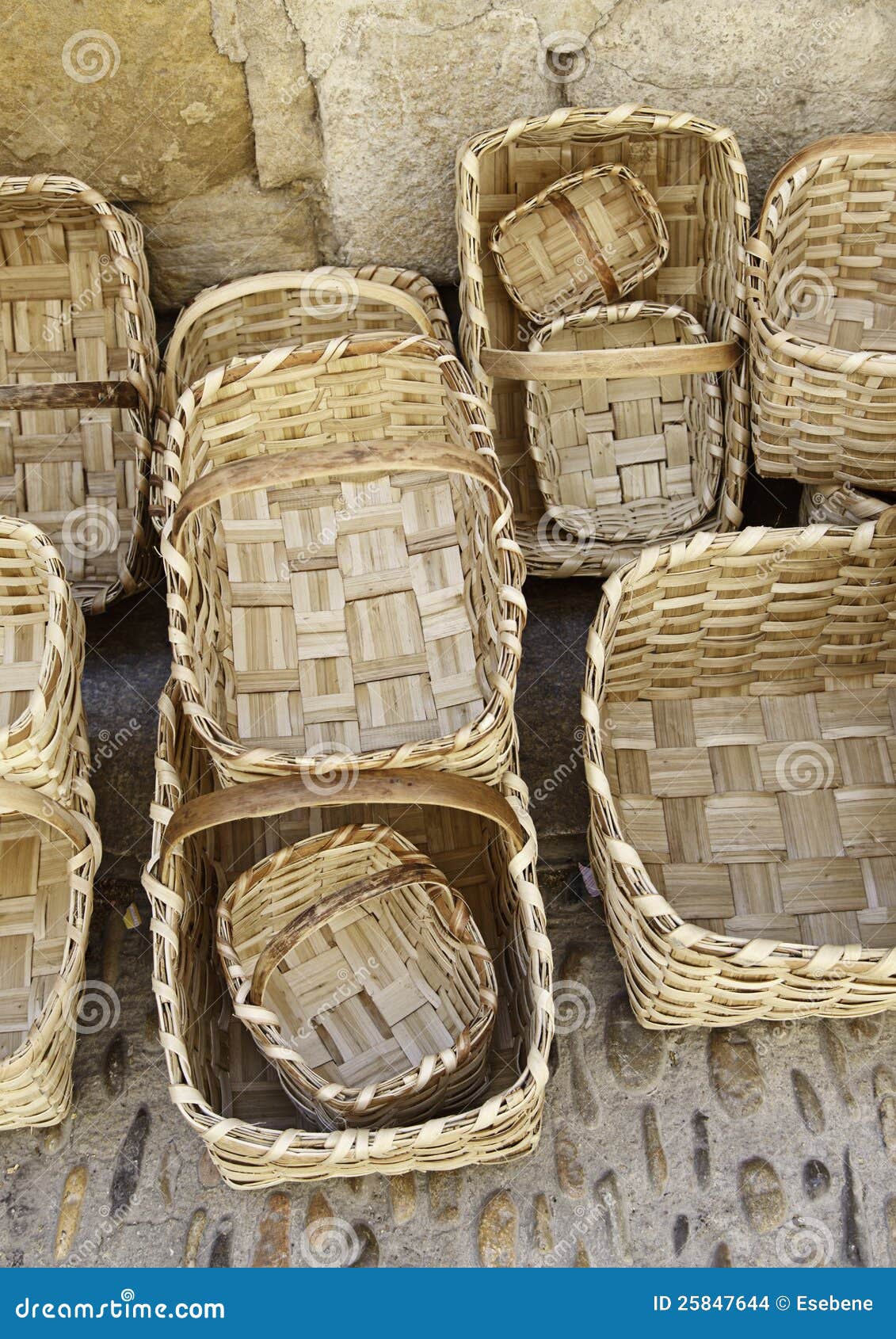 Cestini di vimini Handmade fotografia stock. Immagine di artigiano ...