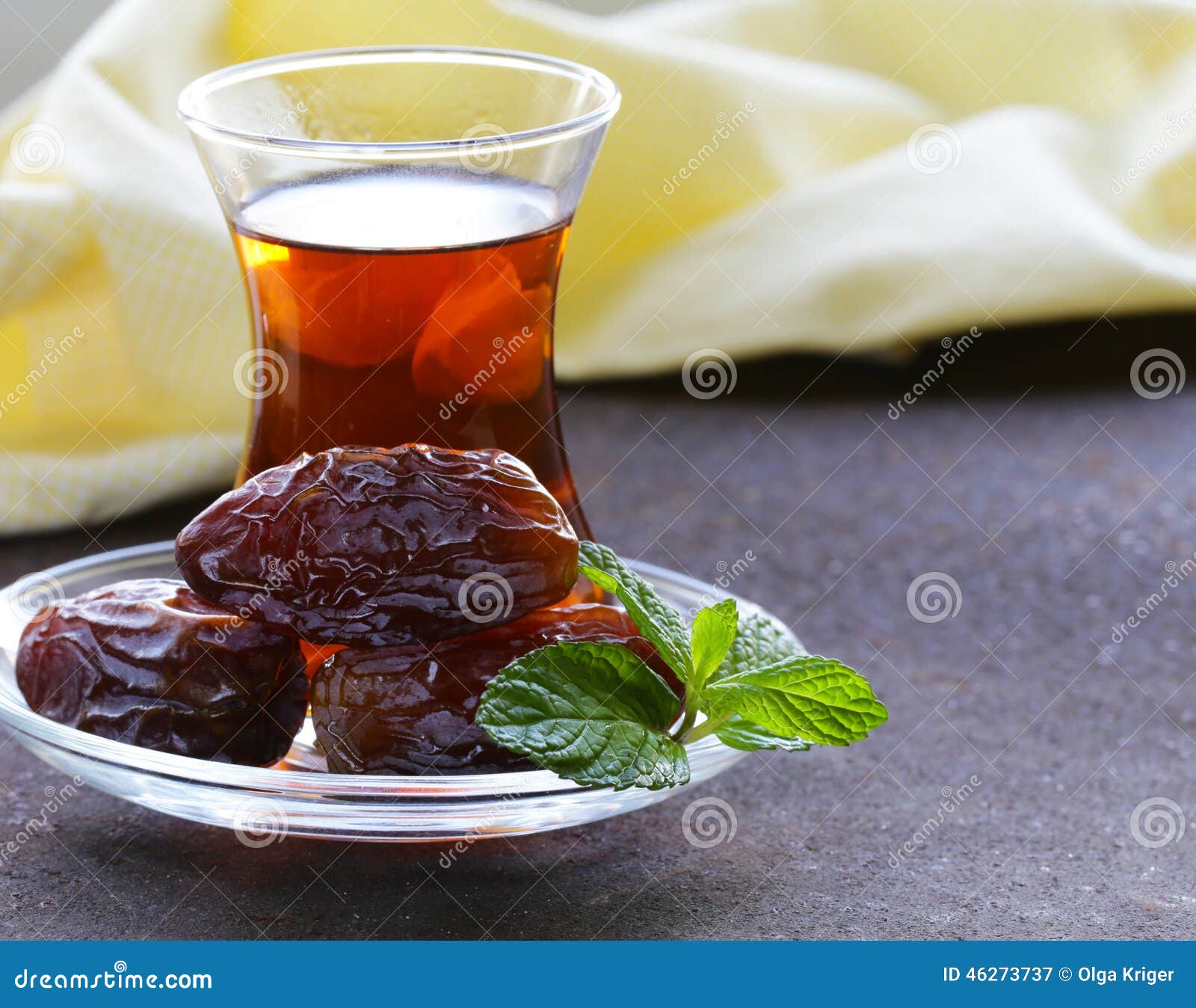 Chá Turco No Vidro Tradicional Com Datas Imagem de Stock - Imagem de ...