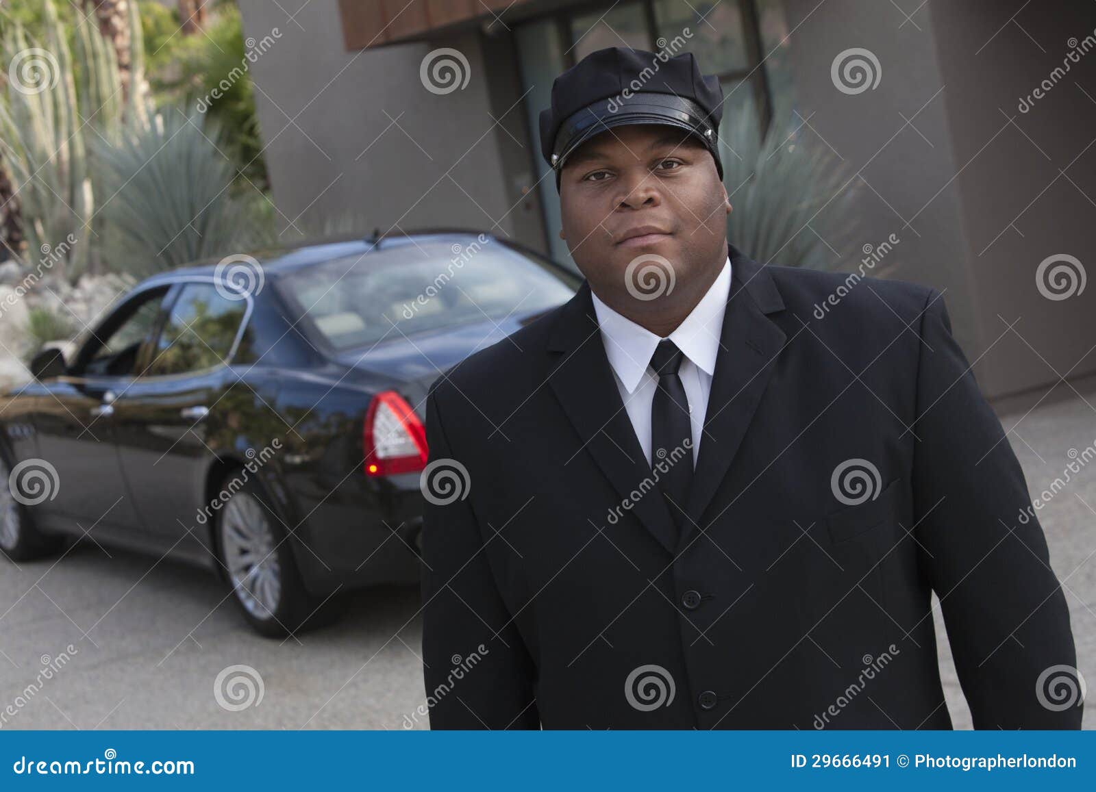Chófer joven en traje imagen de archivo. Imagen de formal - 29666491