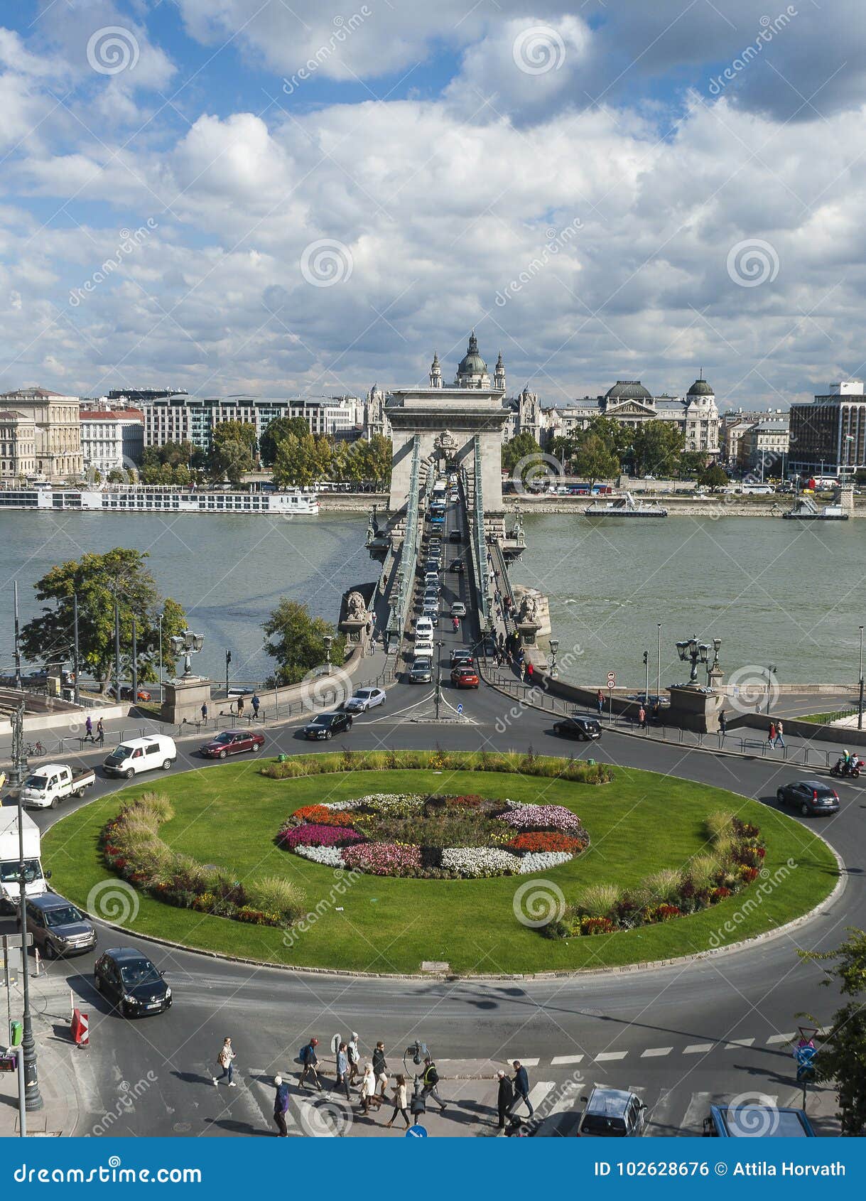 Chain Bridge in the Danube editorial photo. Image of history - 102628676