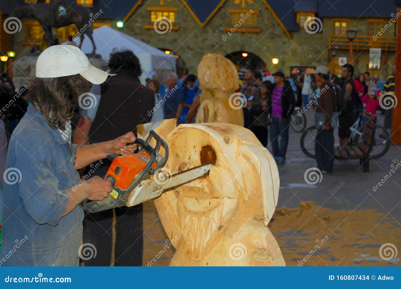 Chainsaw Wood Carving editorial stock image. Image of chips - 160807434