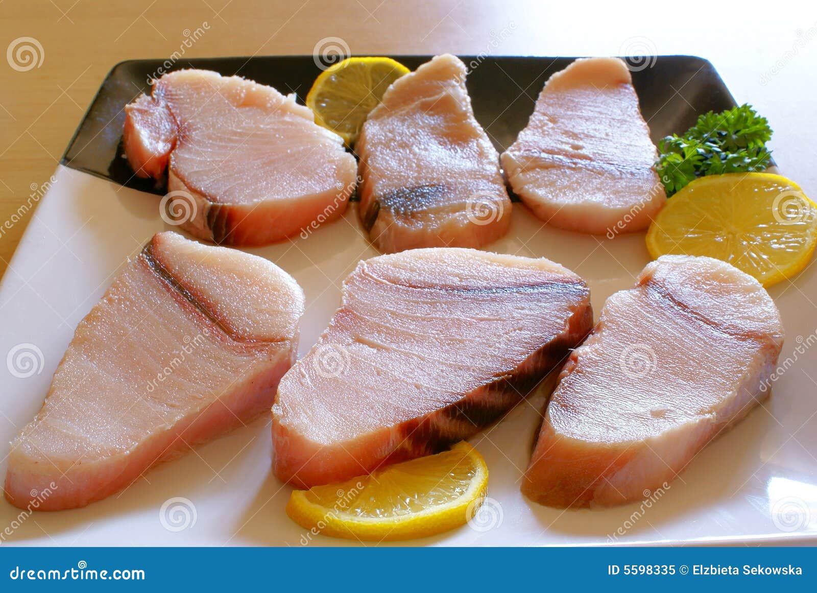 Chair de requin crue image stock. Image du poissons, filet - 5598335