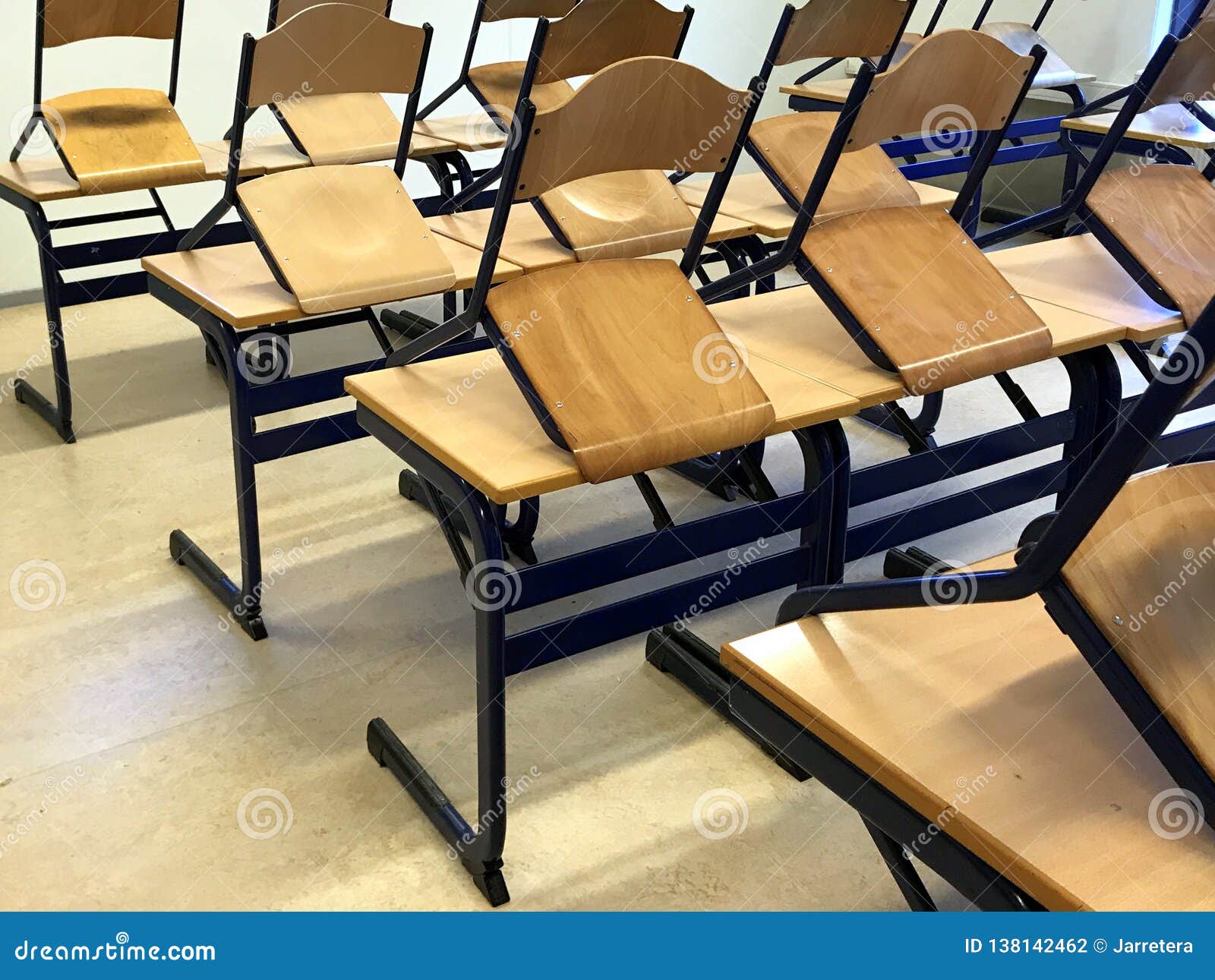 Chaises Dans Une Salle De Classe Vide Photo stock - Image du personne ...