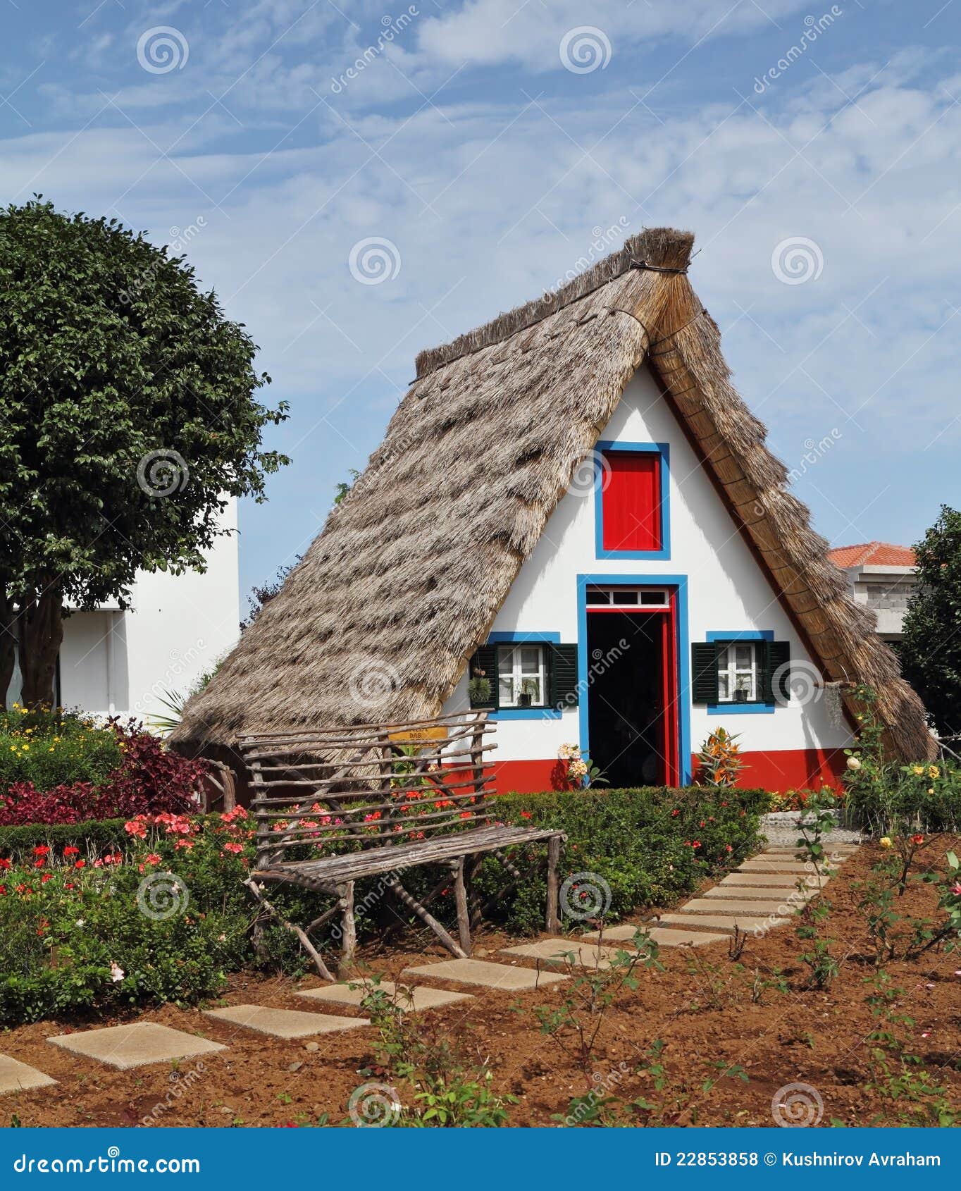 Chalé Cosy Com Um Telhado Thatched Triangular Foto de Stock - Imagem de ...