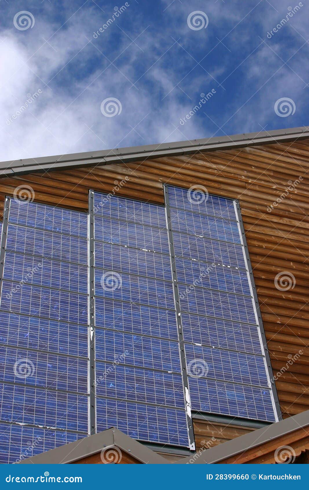 Chalet Con Los Paneles Solares - Vertical Foto de archivo - Imagen de ...